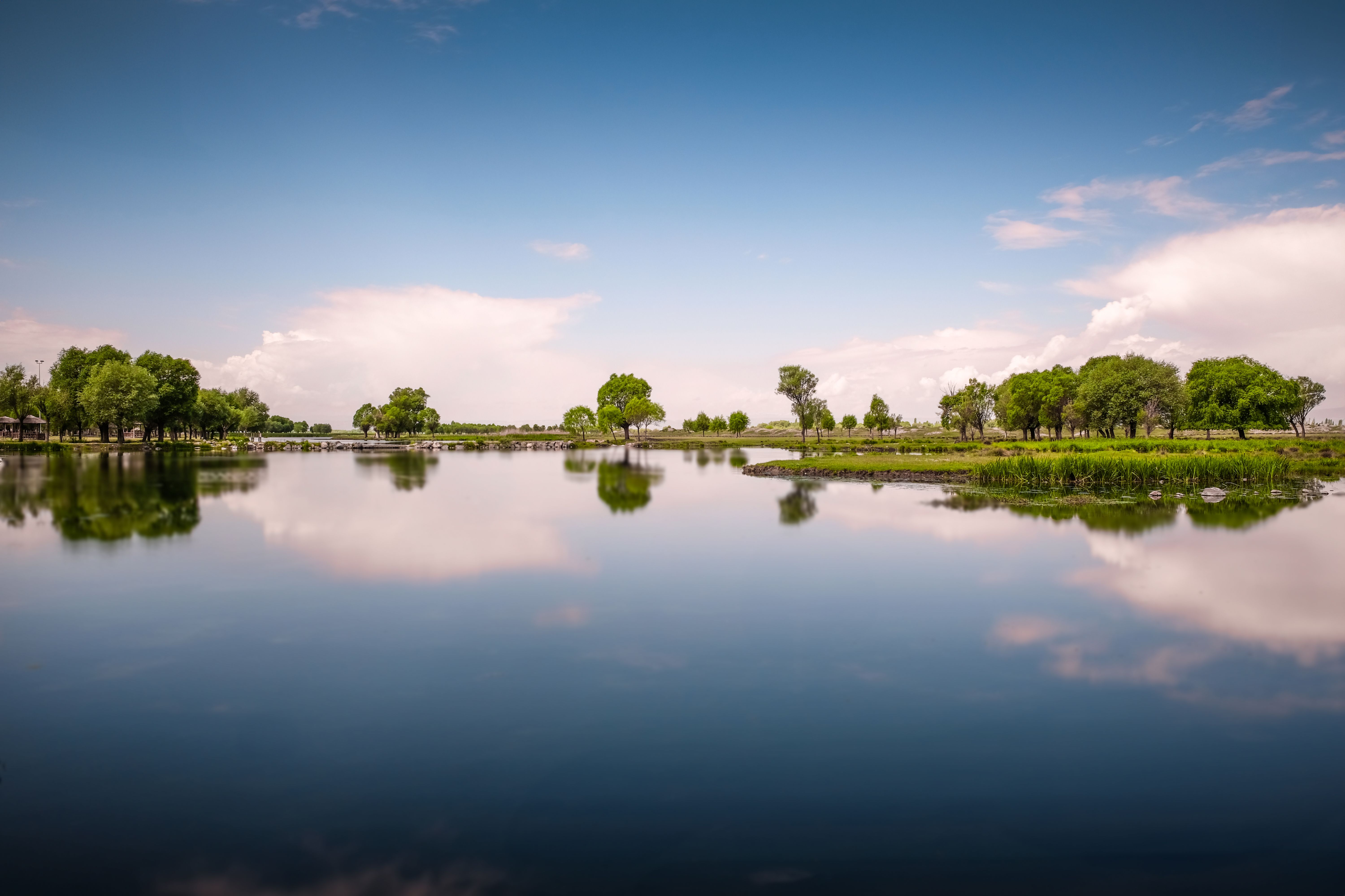 Lake in Countryside · Free Stock Photo