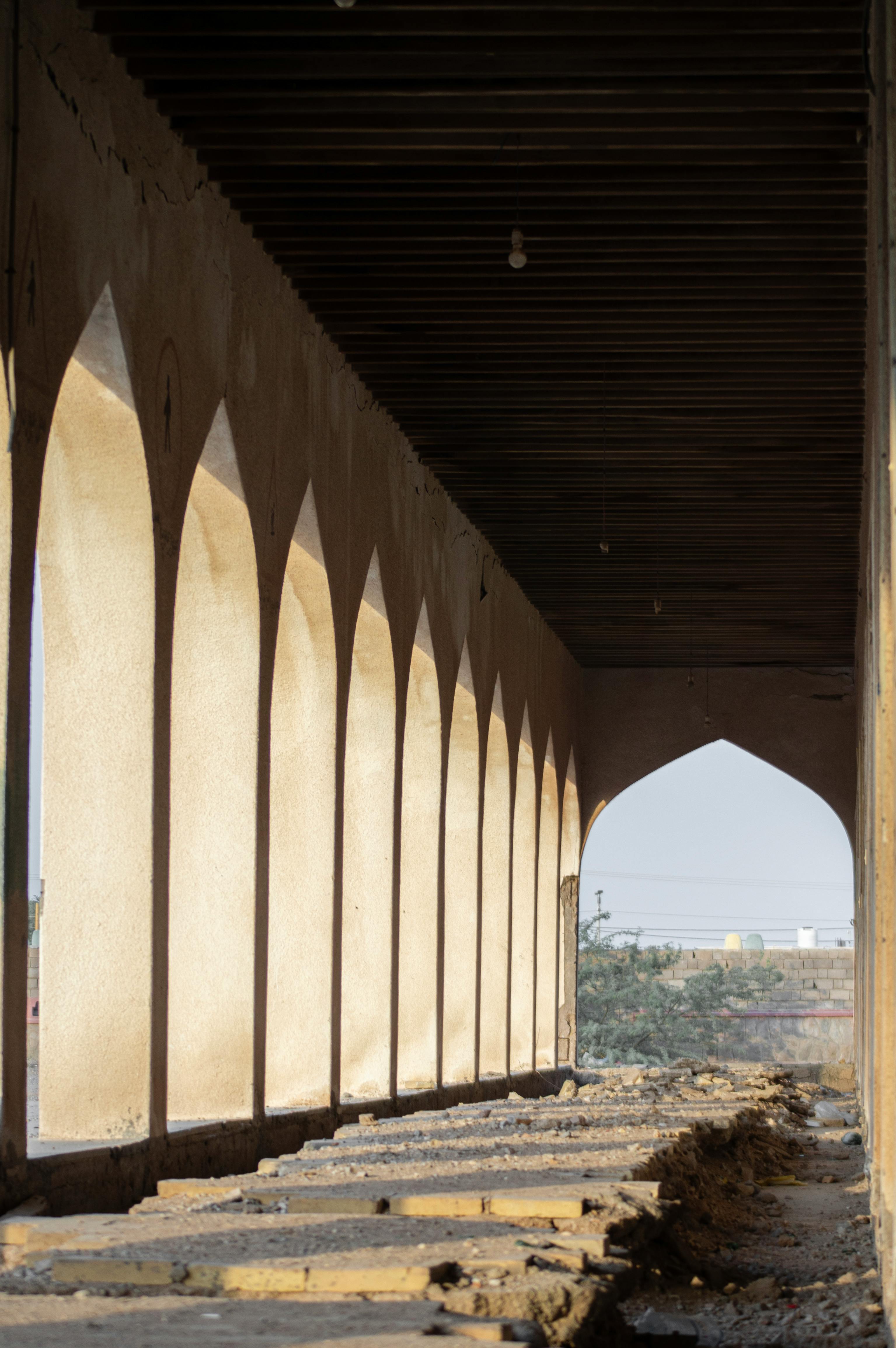 Building with Colonnade · Free Stock Photo