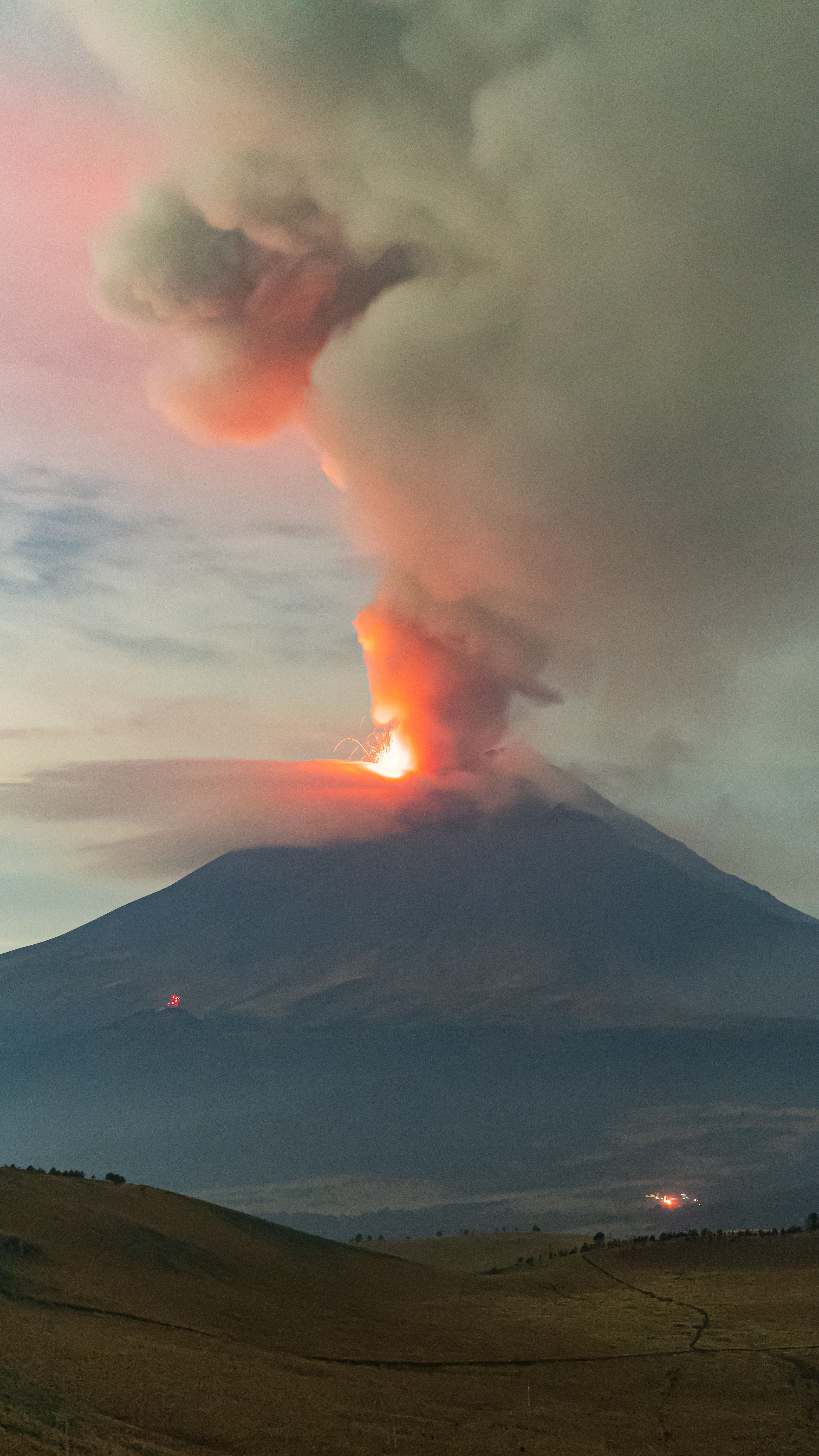 Gunung Berapi Meletus Di Malam Hari Di Bawah Langit Berbintang · Foto ...