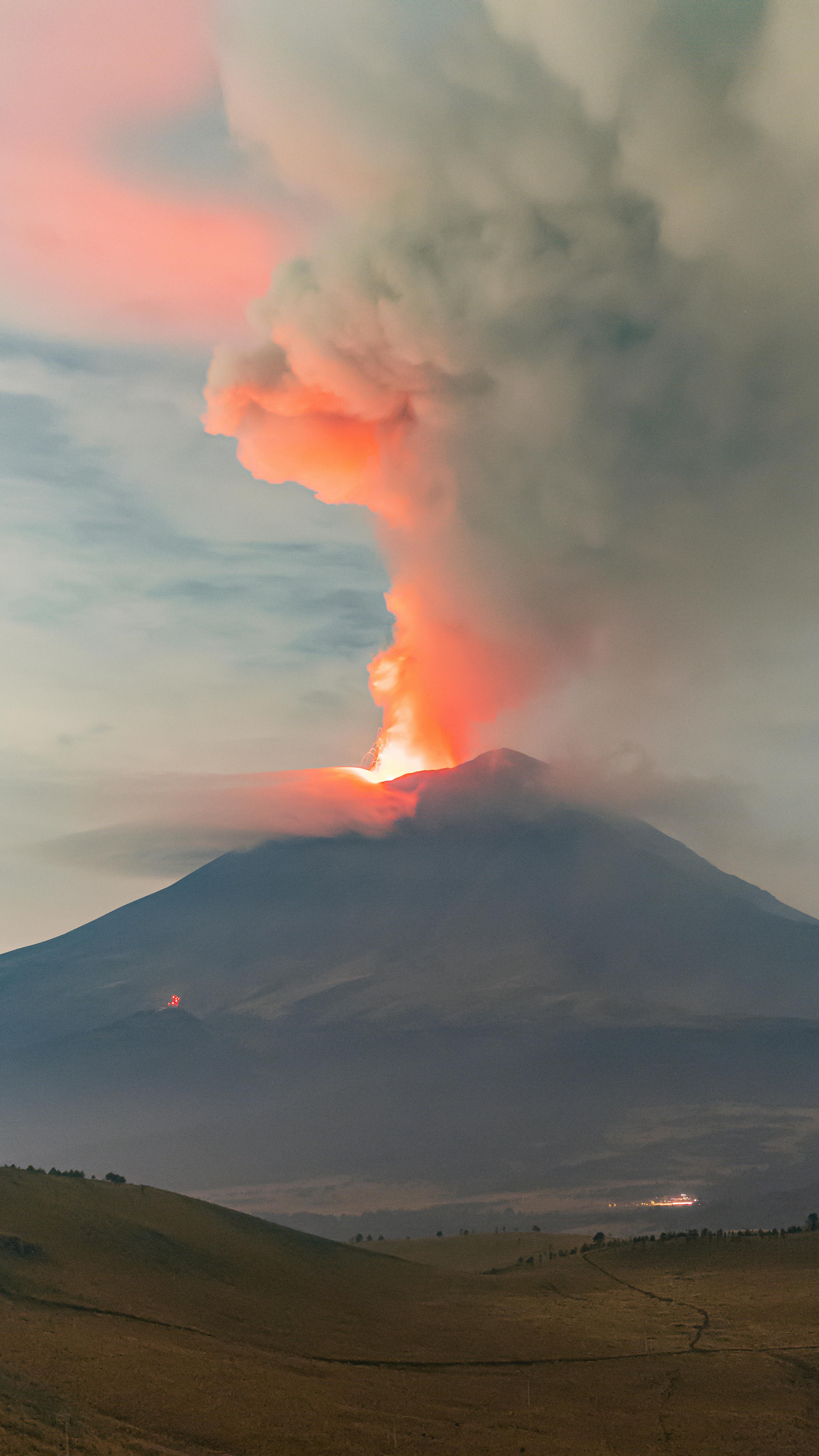 Gunung Berapi Meletus Di Malam Hari Di Bawah Langit Berbintang · Foto ...
