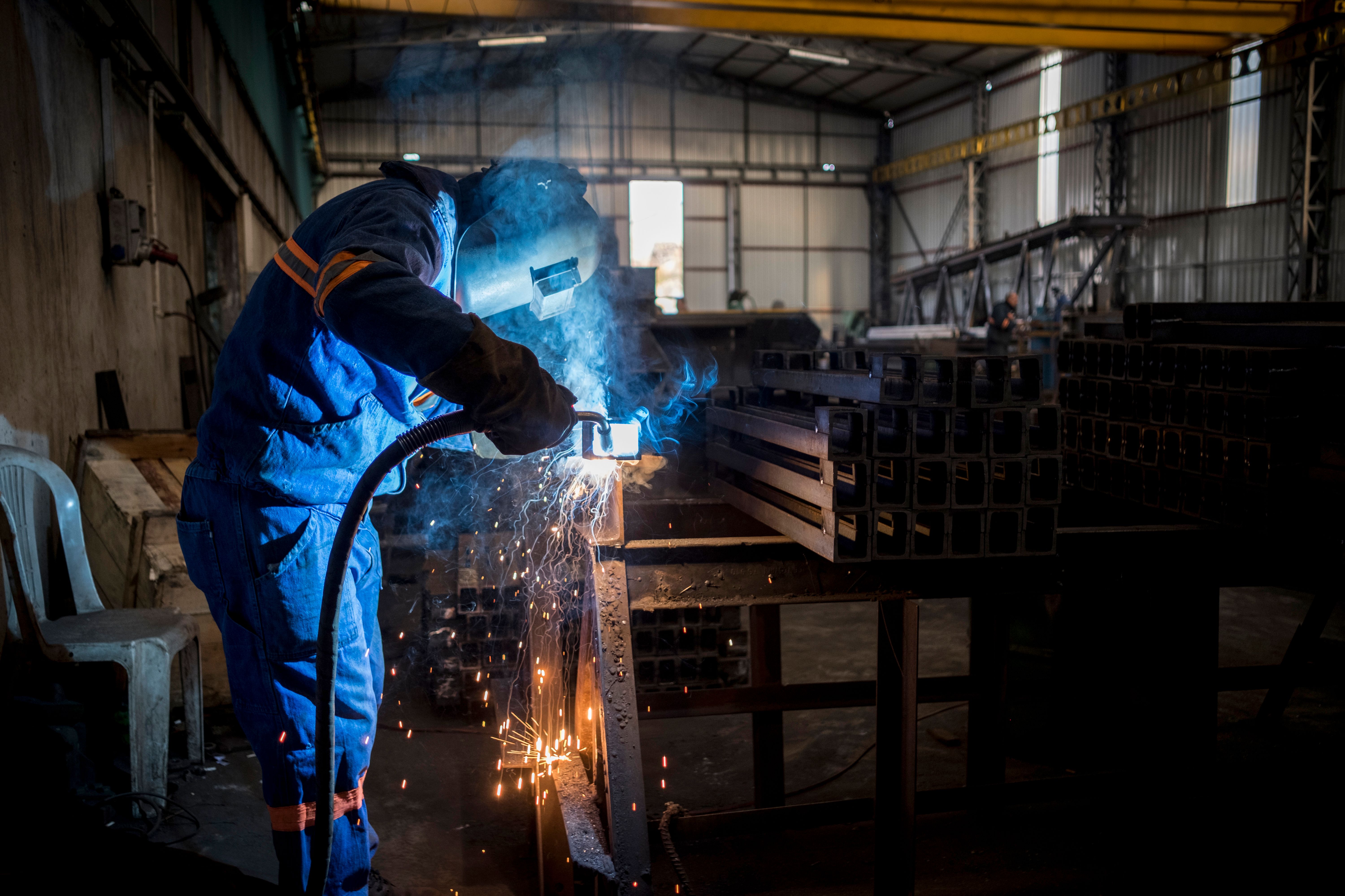 Le Soudeur Soude Le Métal Industriel · Photo gratuite