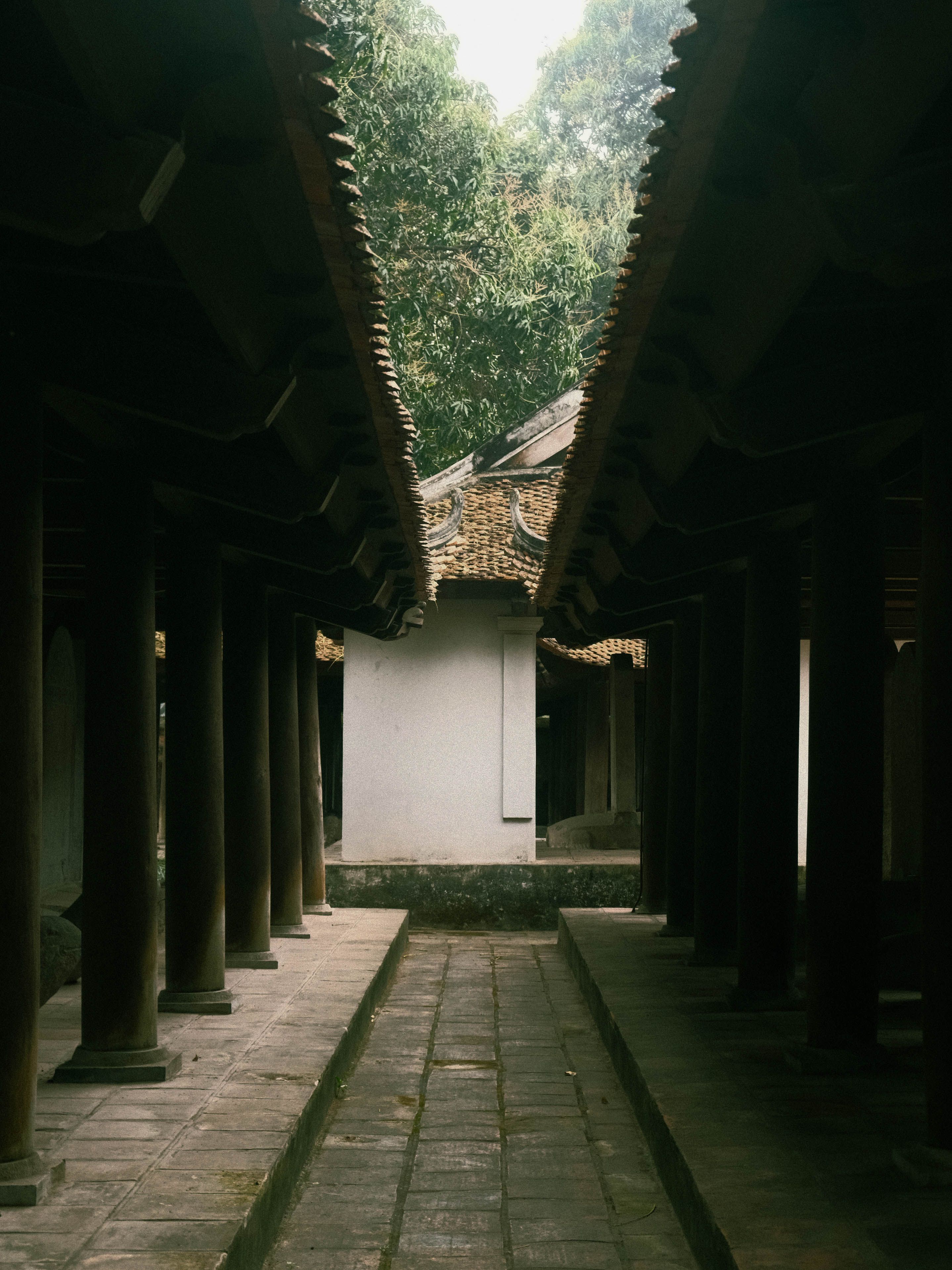 Colonnade around Narrow Stairs in Temple · Free Stock Photo