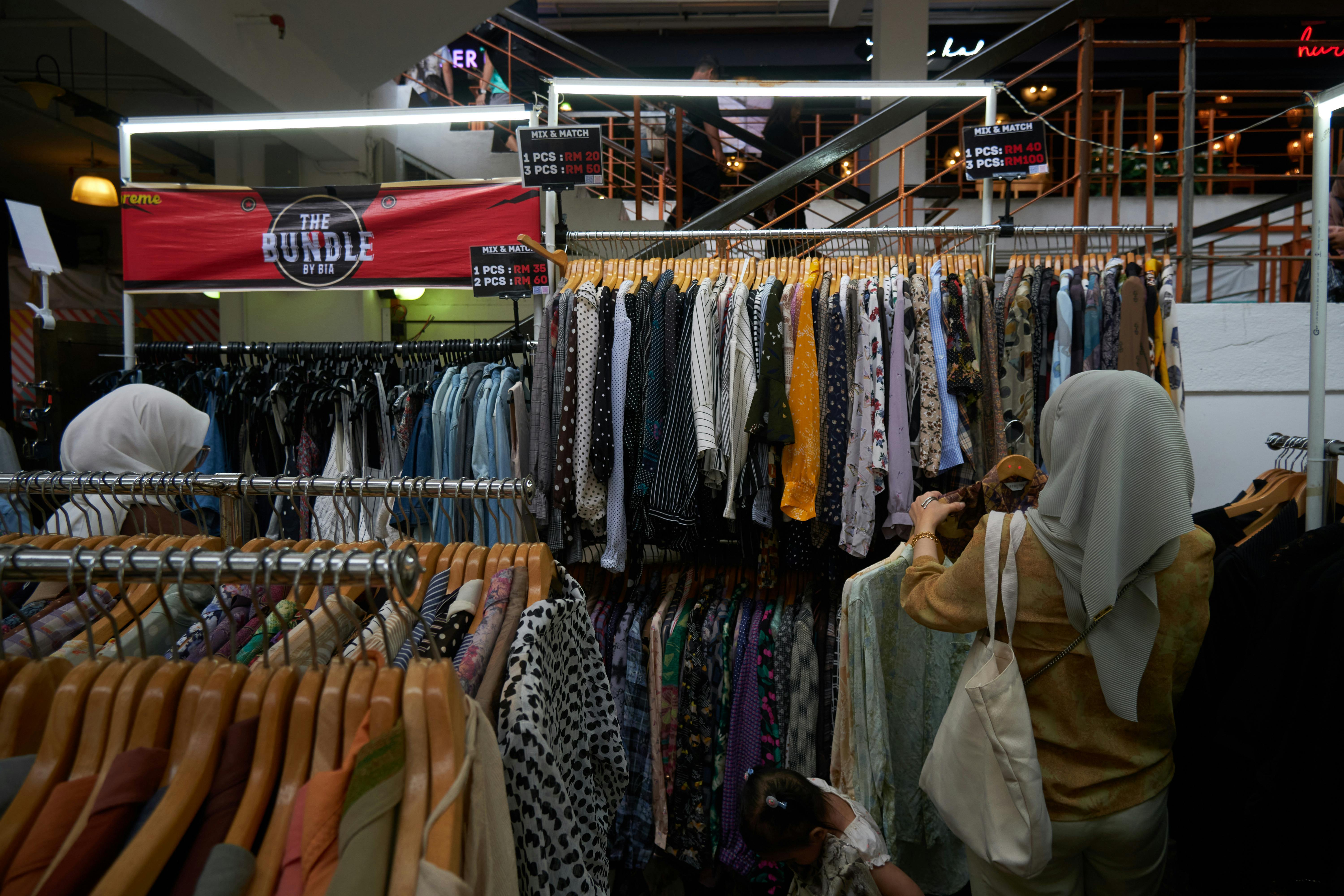 Foto de stock gratuita sobre #interior, abrigos, blusas, bolsas de ...