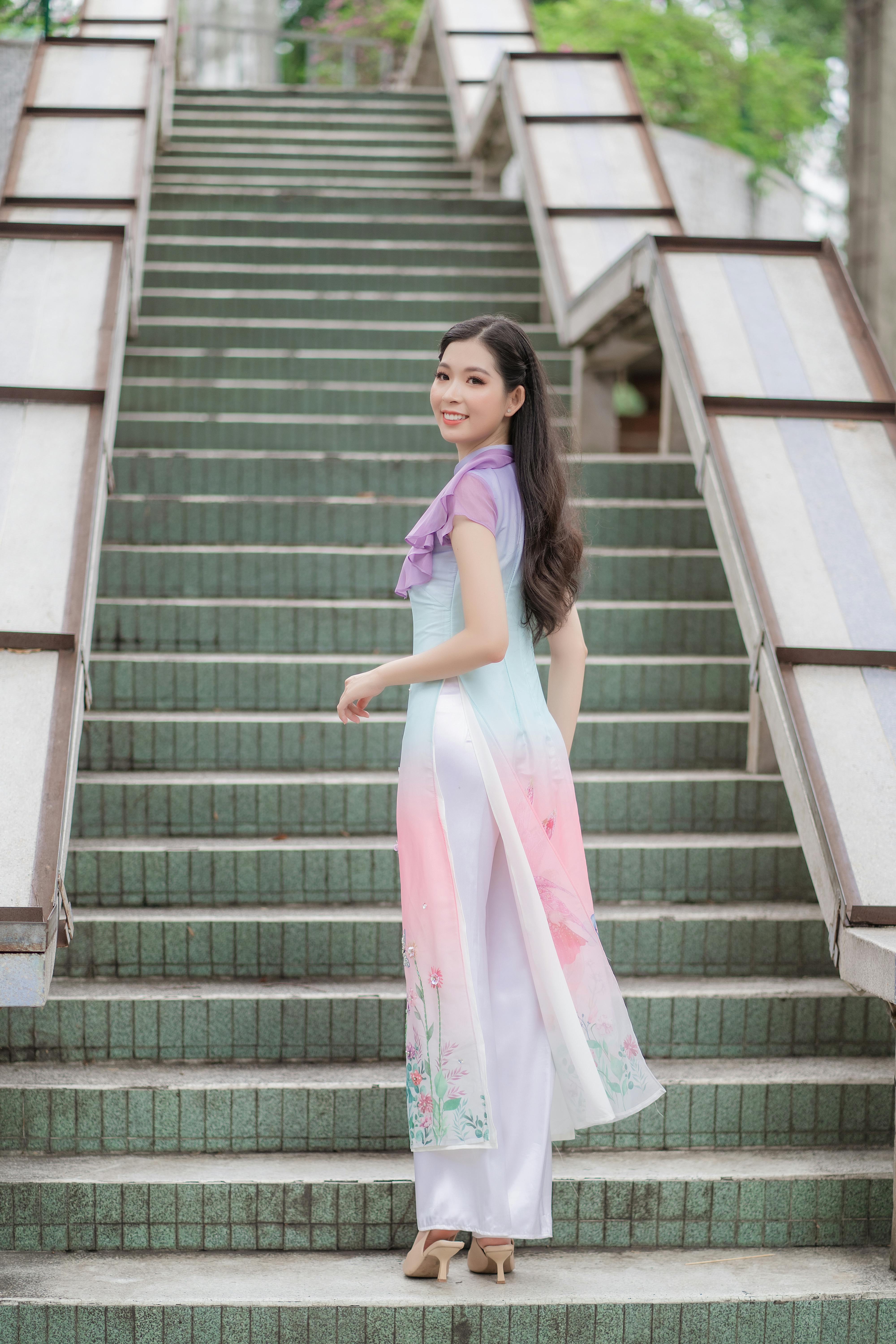 Model On Stairs Photos, Download The BEST Free Model On Stairs Stock ...