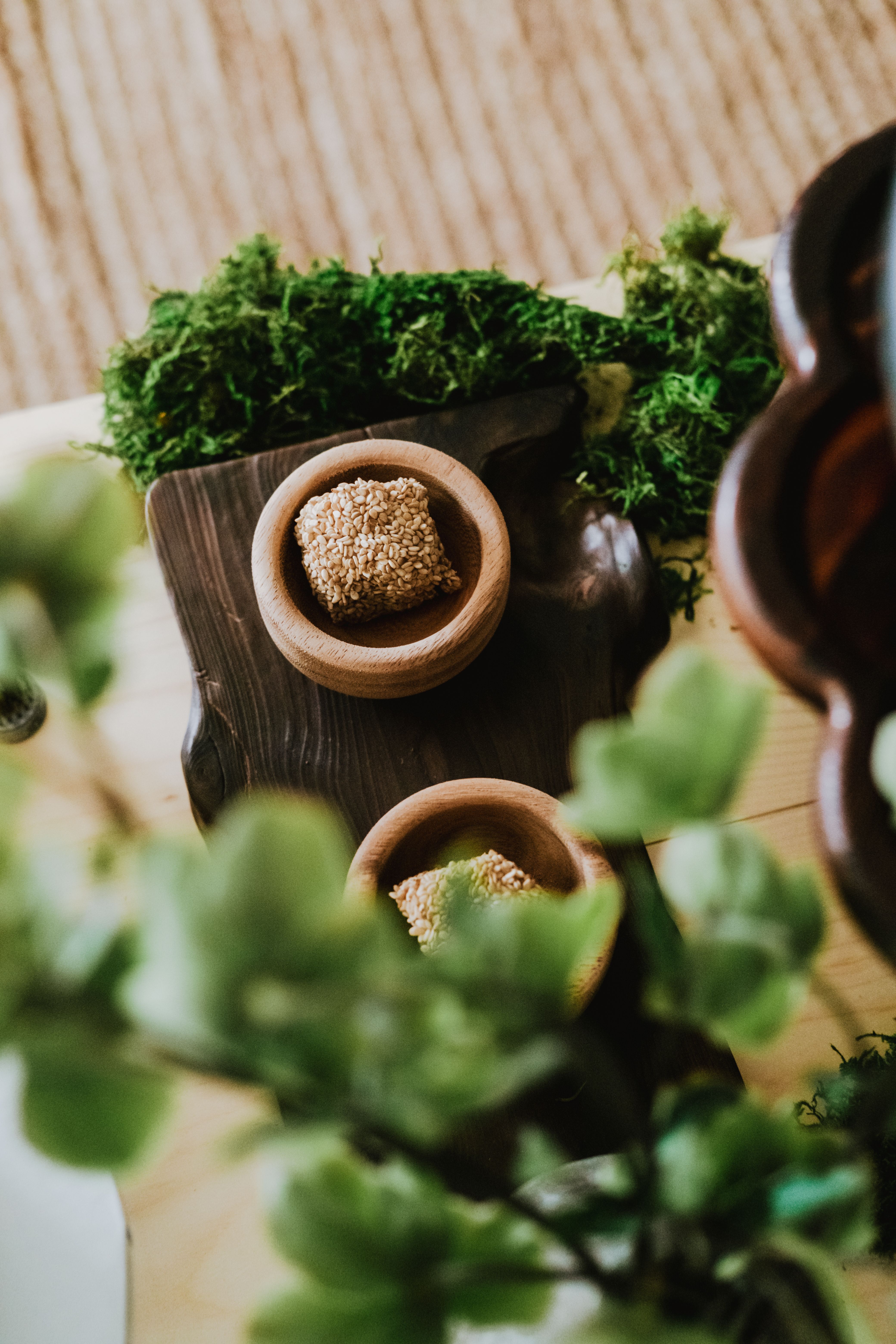 Figs and leaves on a table with a plant · Free Stock Photo