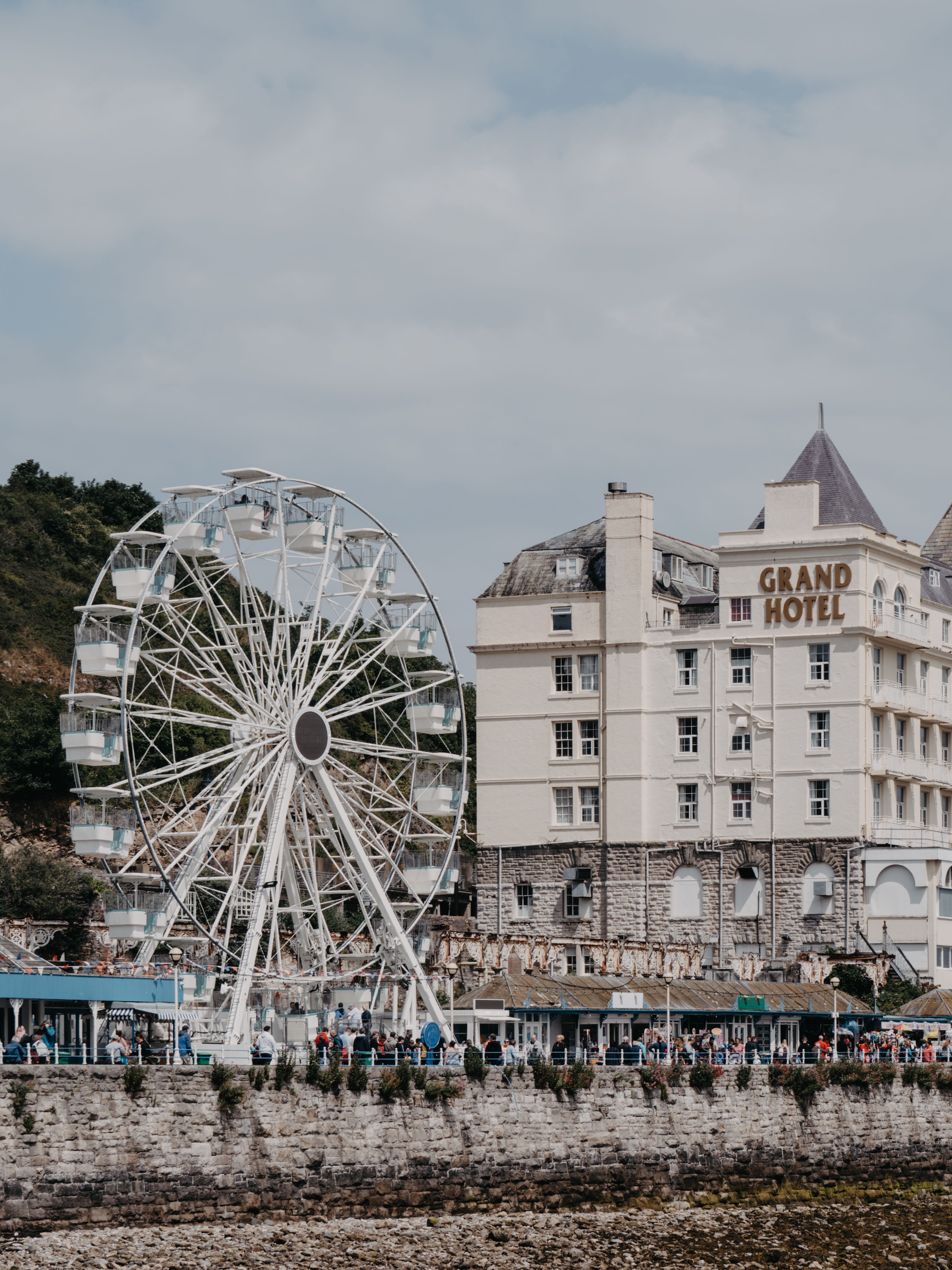 Ferris Wheel and Grand Hotel in Llandudno · Free Stock Photo