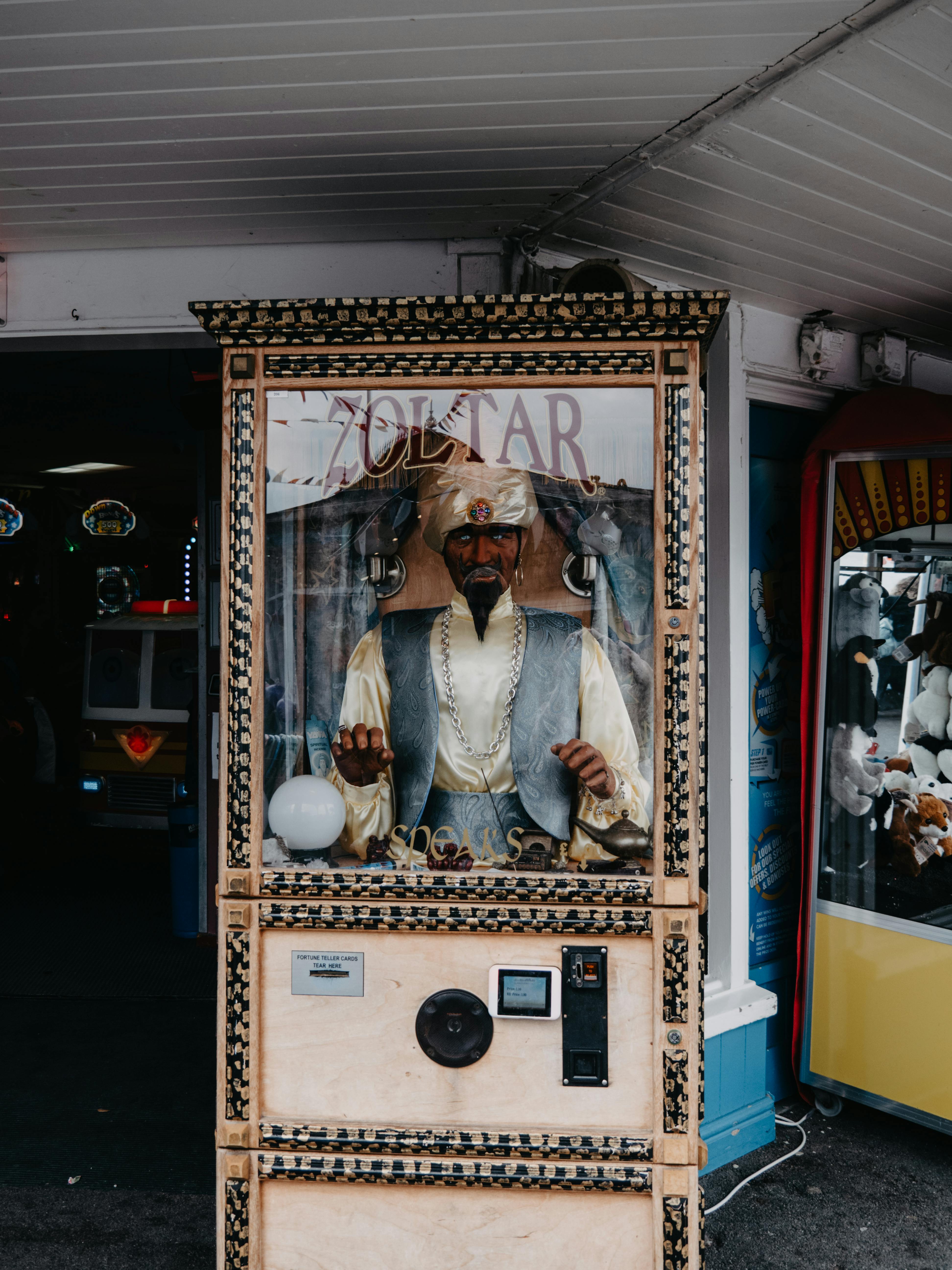 Arcade Game with Zoltar Genie · Free Stock Photo