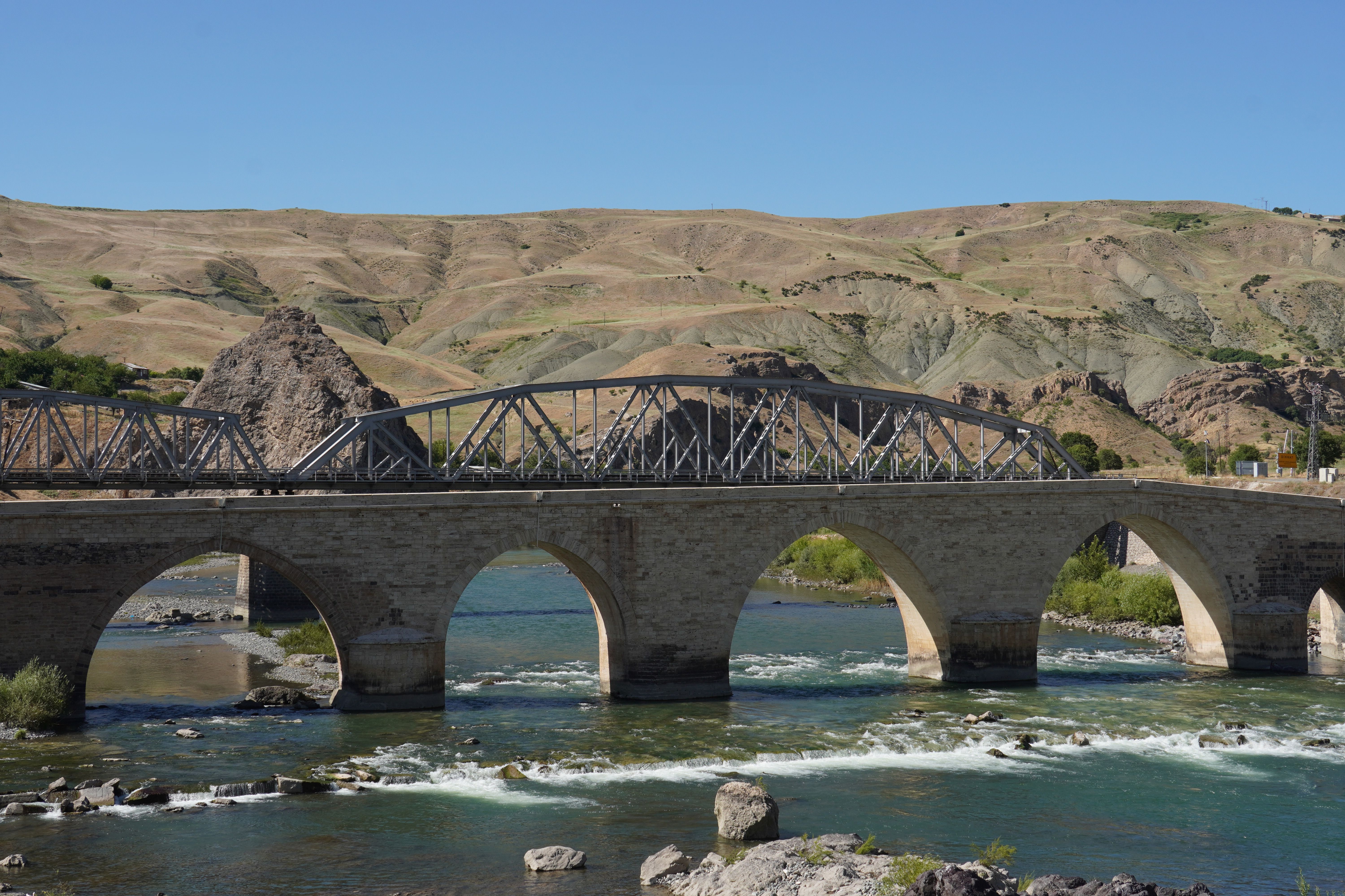 Tarihi Palu Koprusu Bridge · Free Stock Photo
