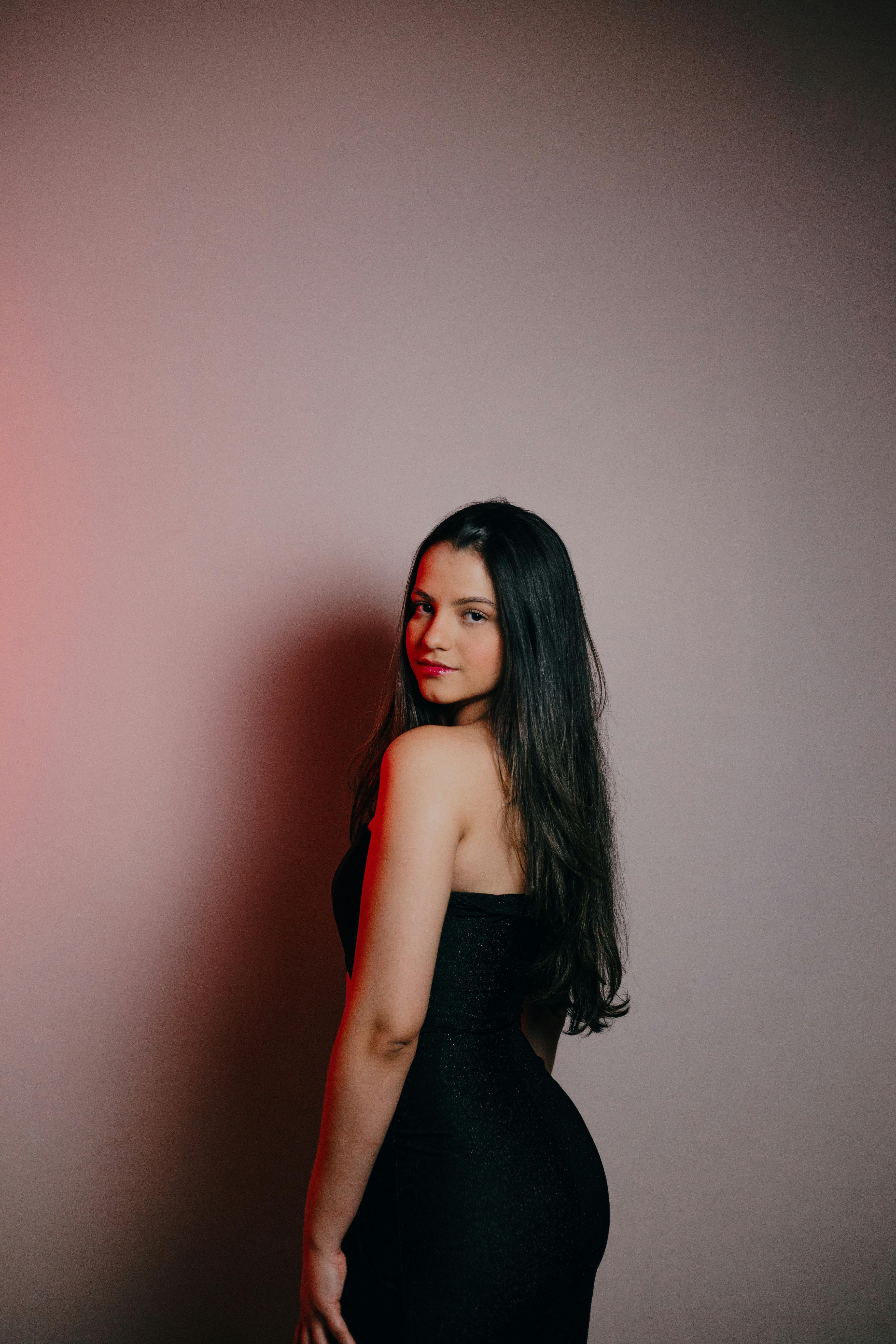 갈색 머리 검정 드레스 그림자 모델 수직 쐈어 스타일 스튜디오 촬영 여성 예쁜 우아한 젊은 패션 사진 포즈를 취하는 화려함에 관한 무료 스톡 사진