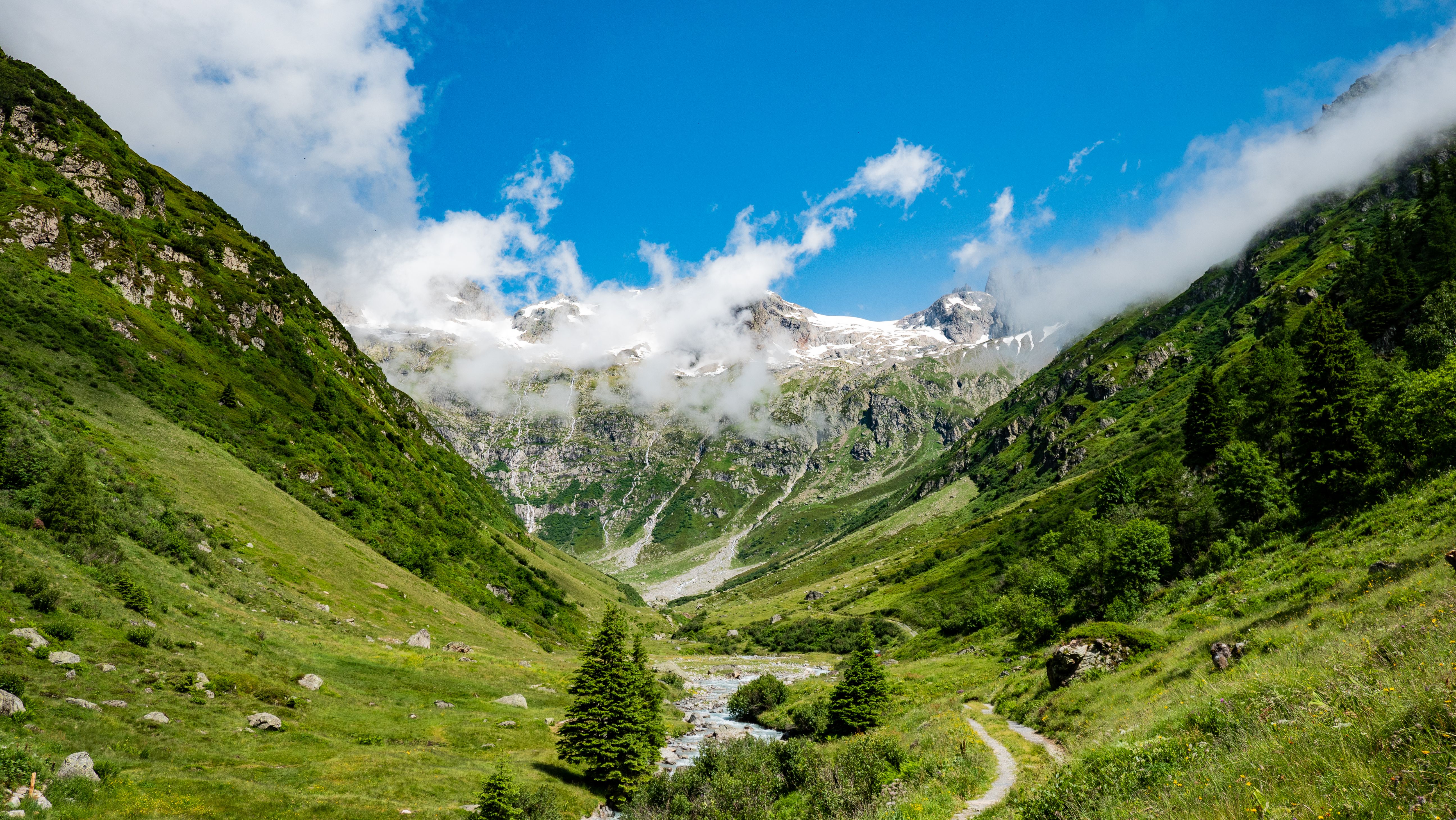 Green Valley between Hills · Free Stock Photo