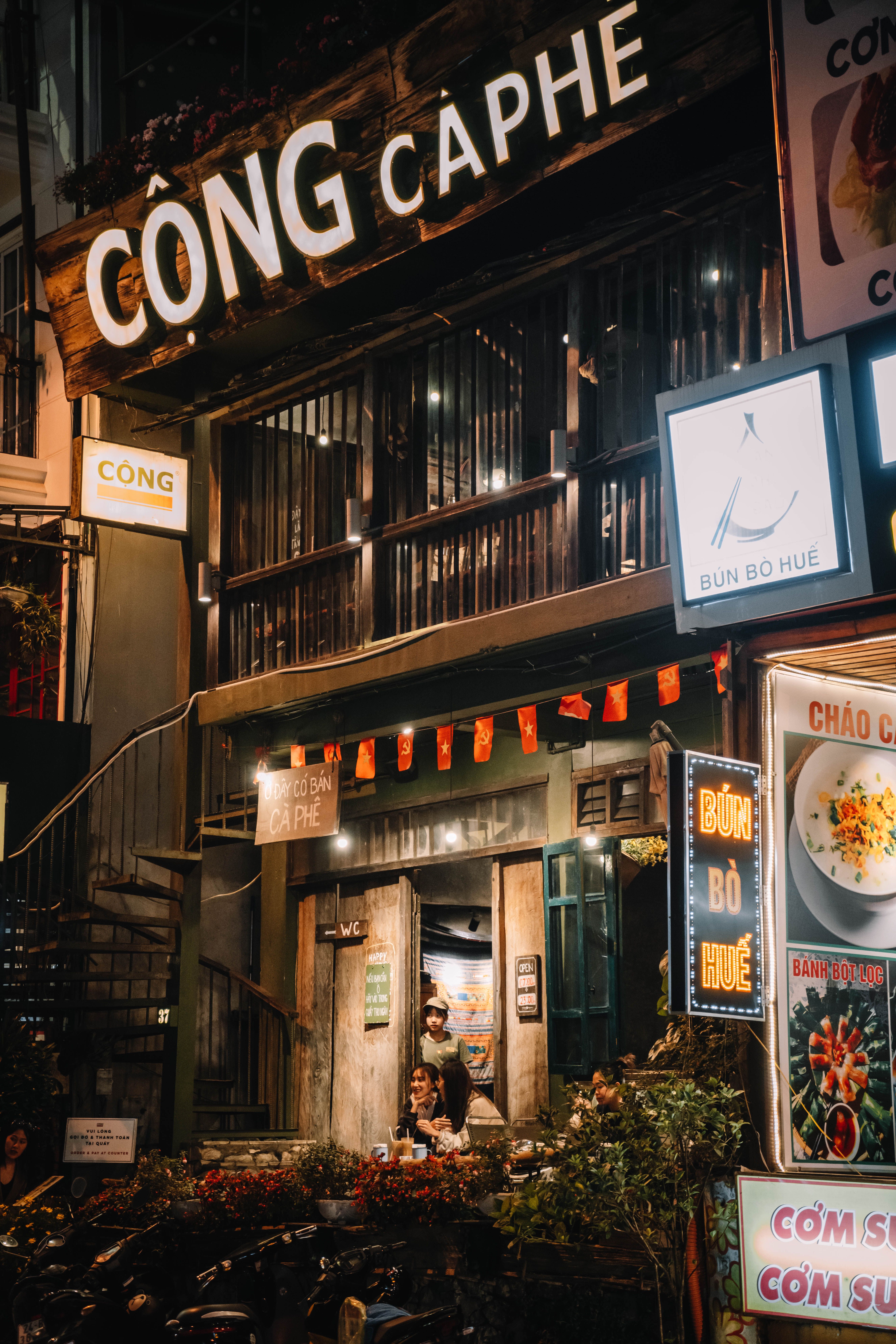 Restaurant by the Street · Free Stock Photo