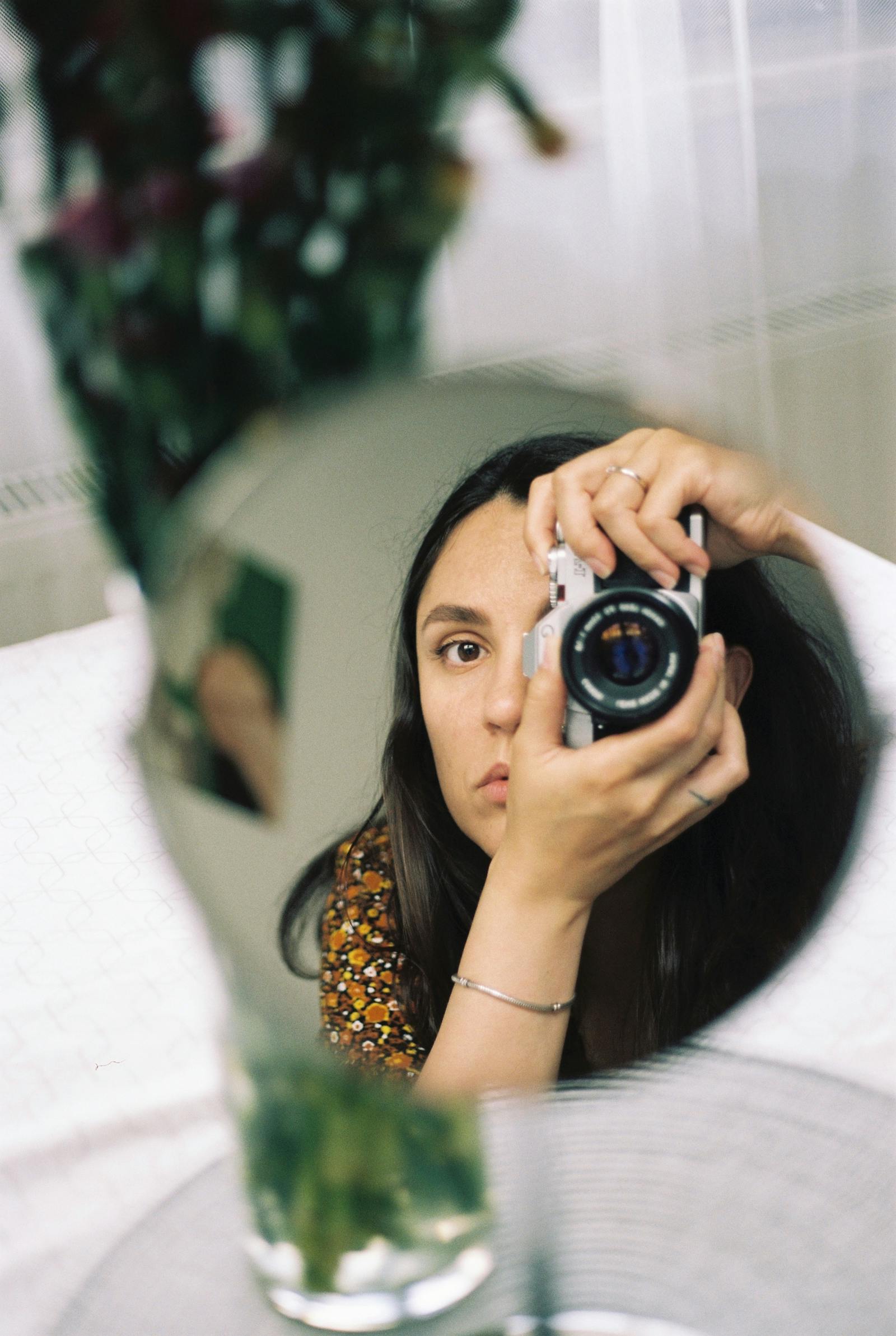 Girl Taking Mirror Selfie Photos, Download The BEST Free Girl Taking ...