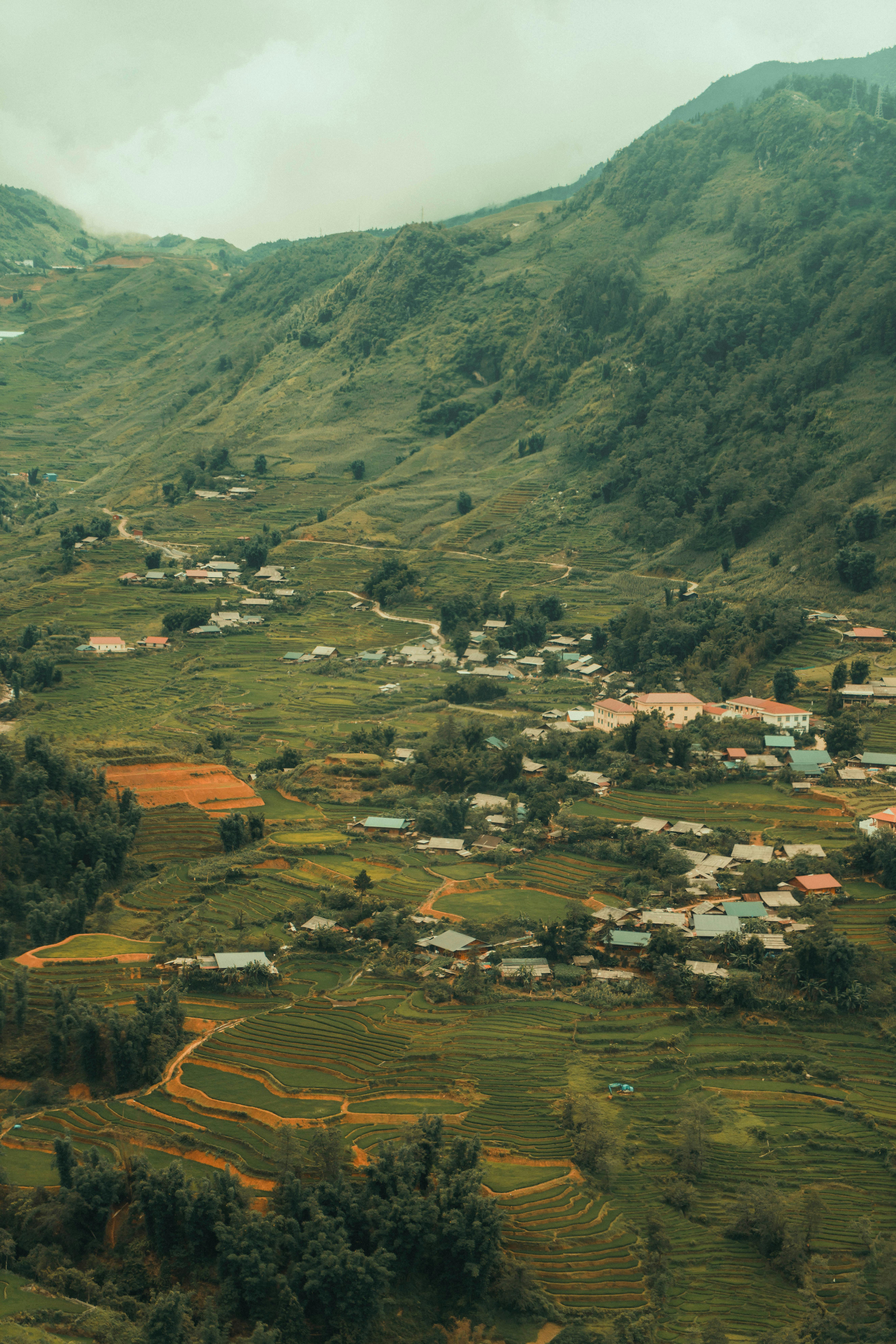 Vista Aérea De Un Pueblo Rural En Un Valle Exuberante · Foto de stock ...