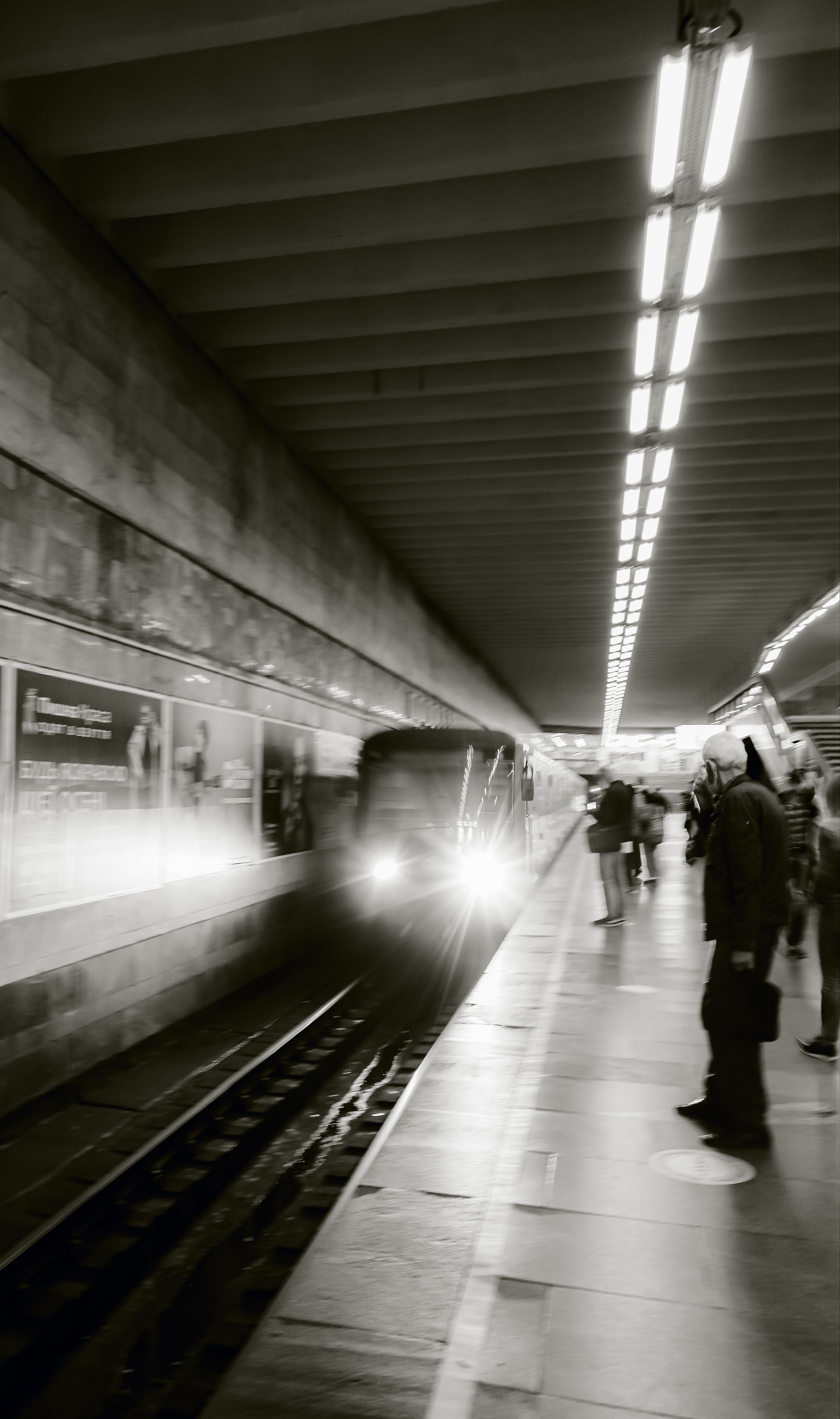 Train and People on Metro Station · Free Stock Photo