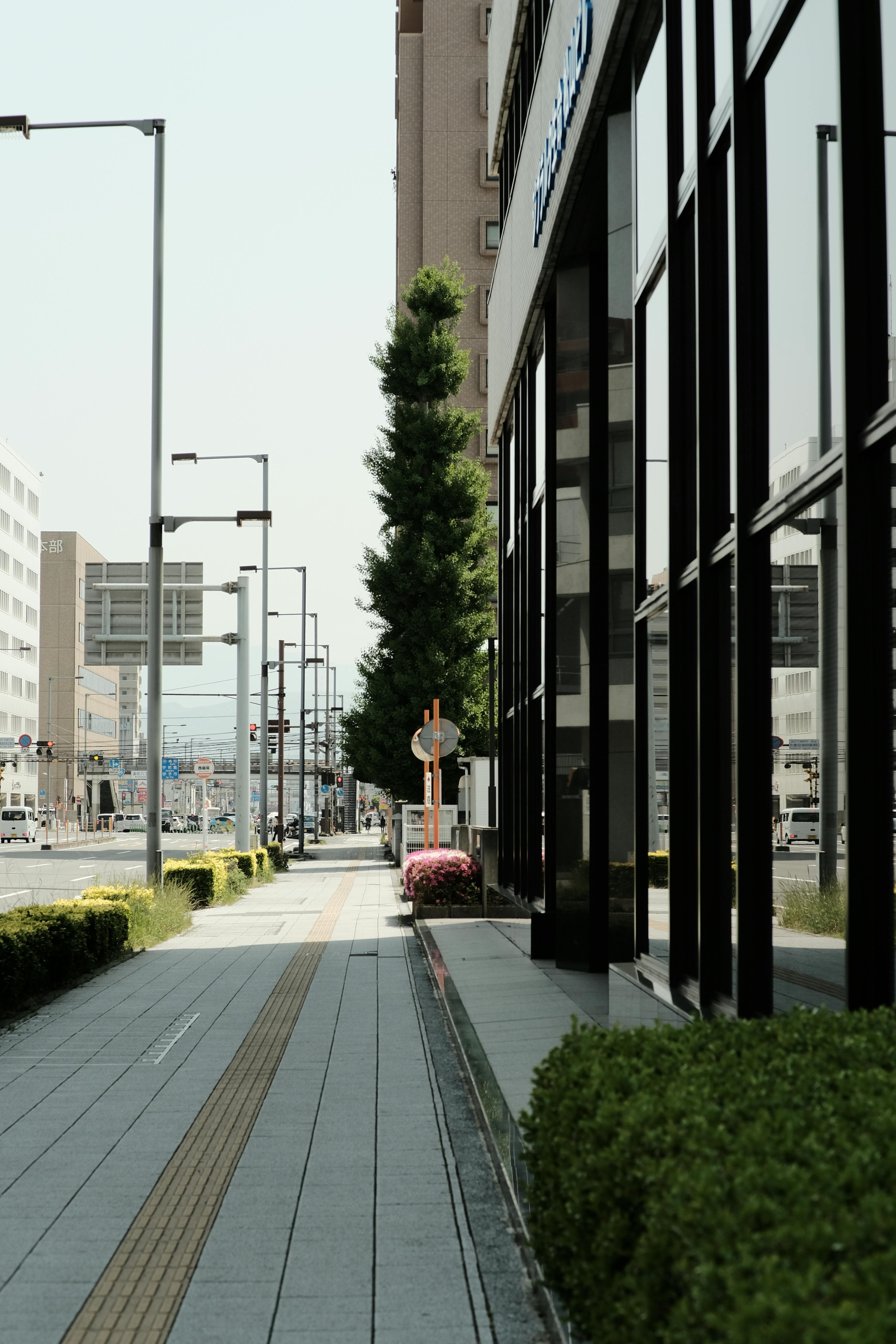 Sidewalk near Building · Free Stock Photo