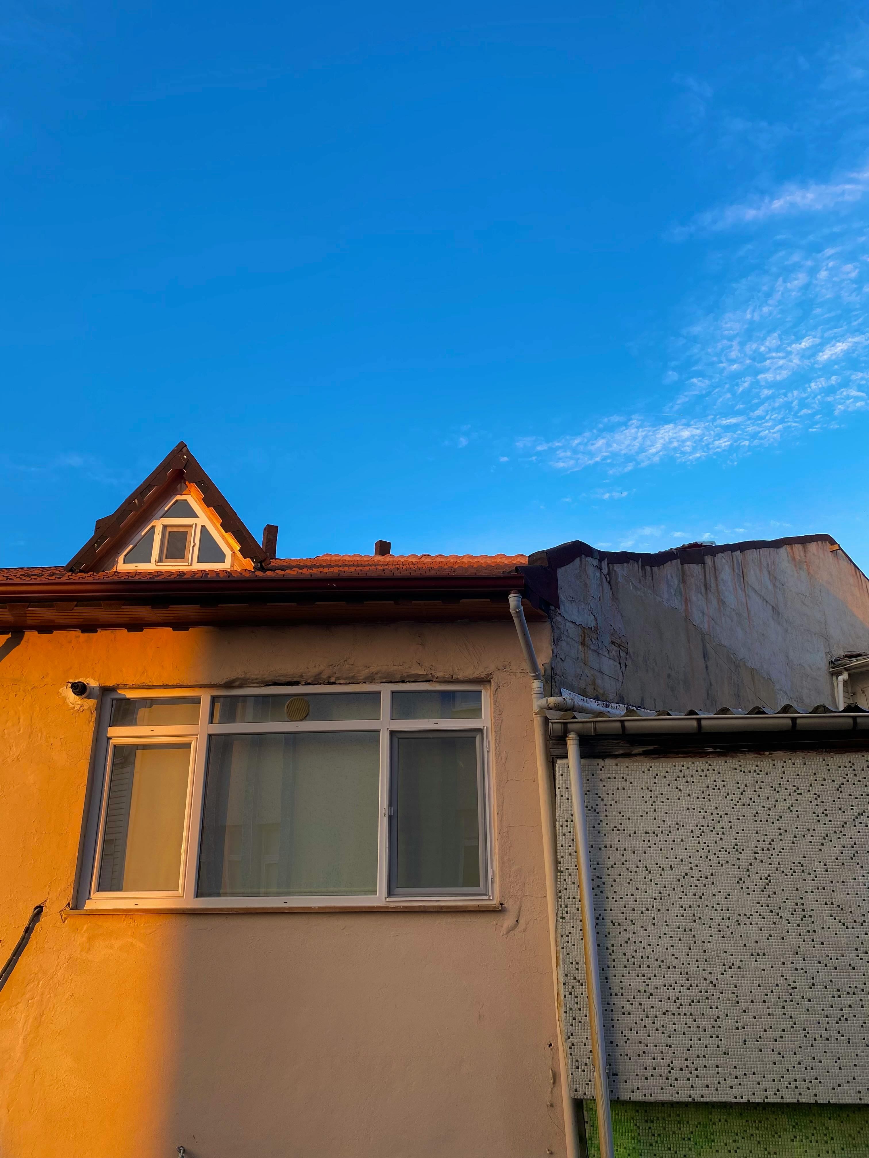 Clear Sky over House · Free Stock Photo