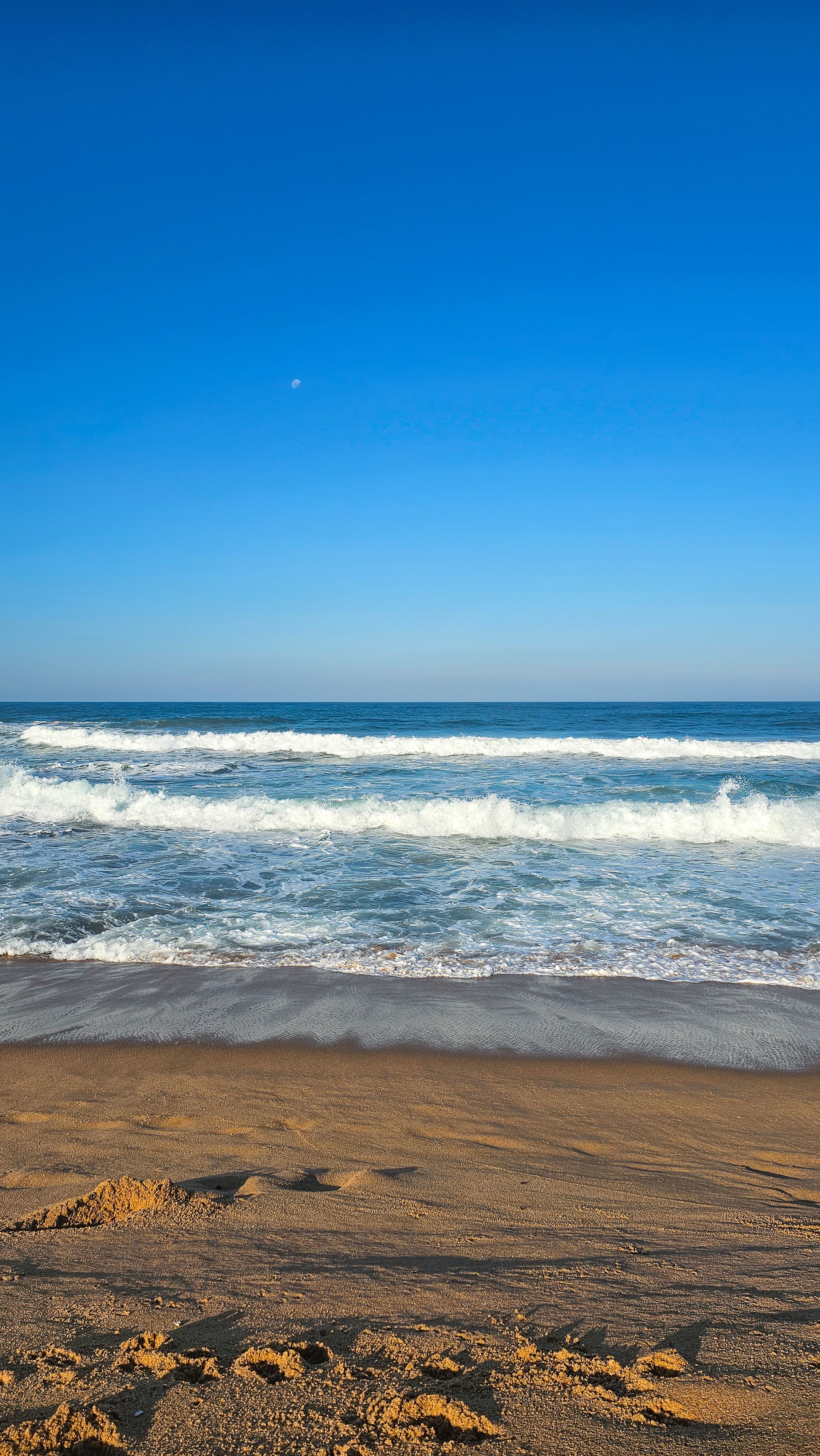 Waves Washing Up the Shore under Clear Blue Sky · Free Stock Photo