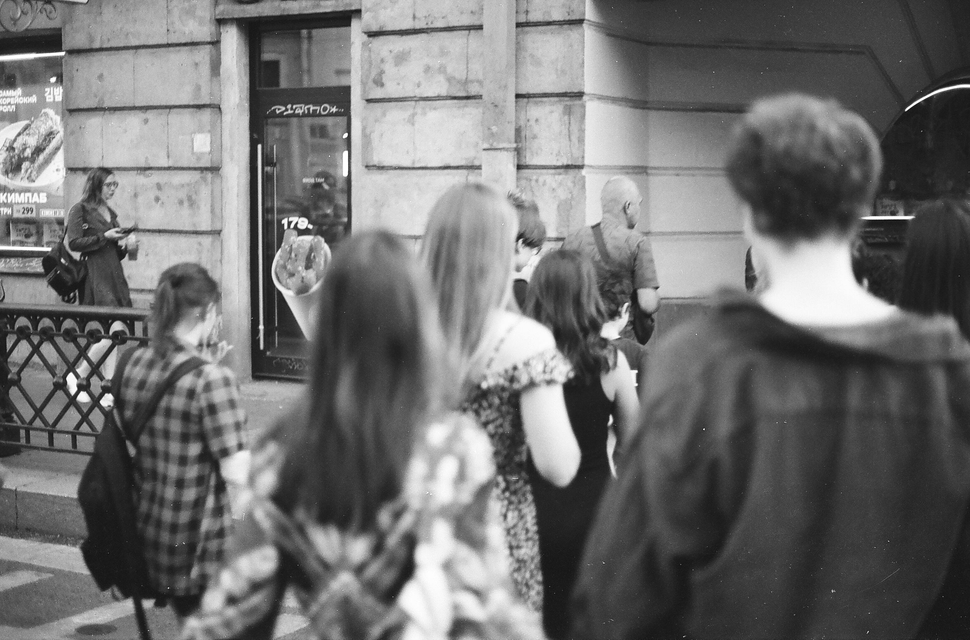 Teenage Girl Walking In House Photos, Download The BEST Free Teenage ...