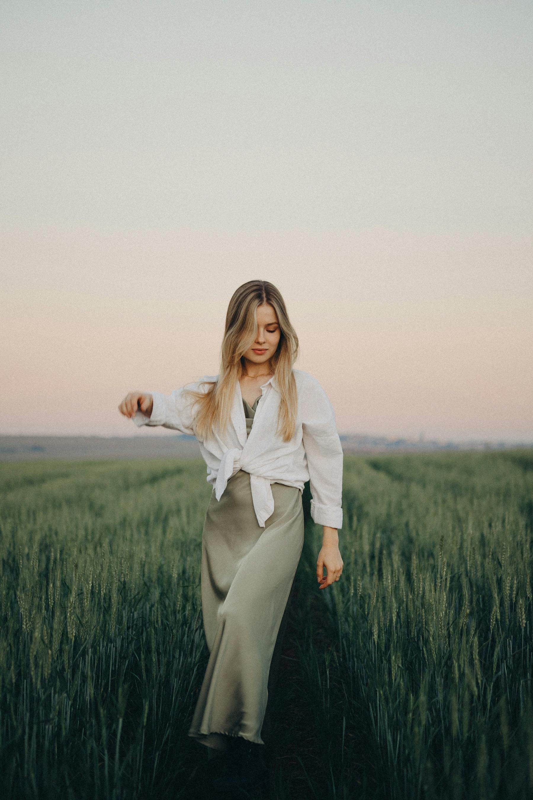 Basic White Woman Photos, Download The BEST Free Basic White Woman ...