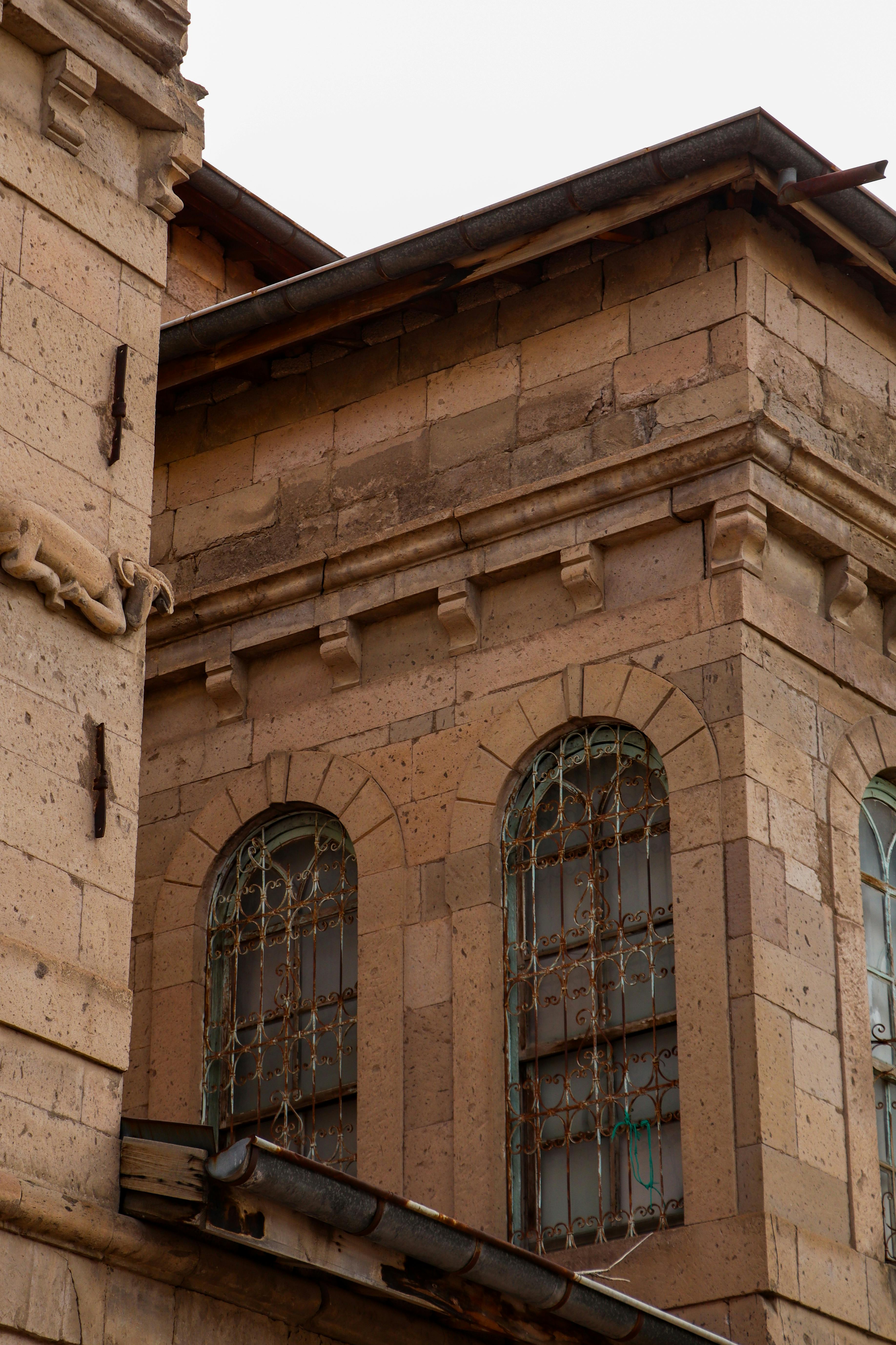 Brown Concrete Building · Free Stock Photo