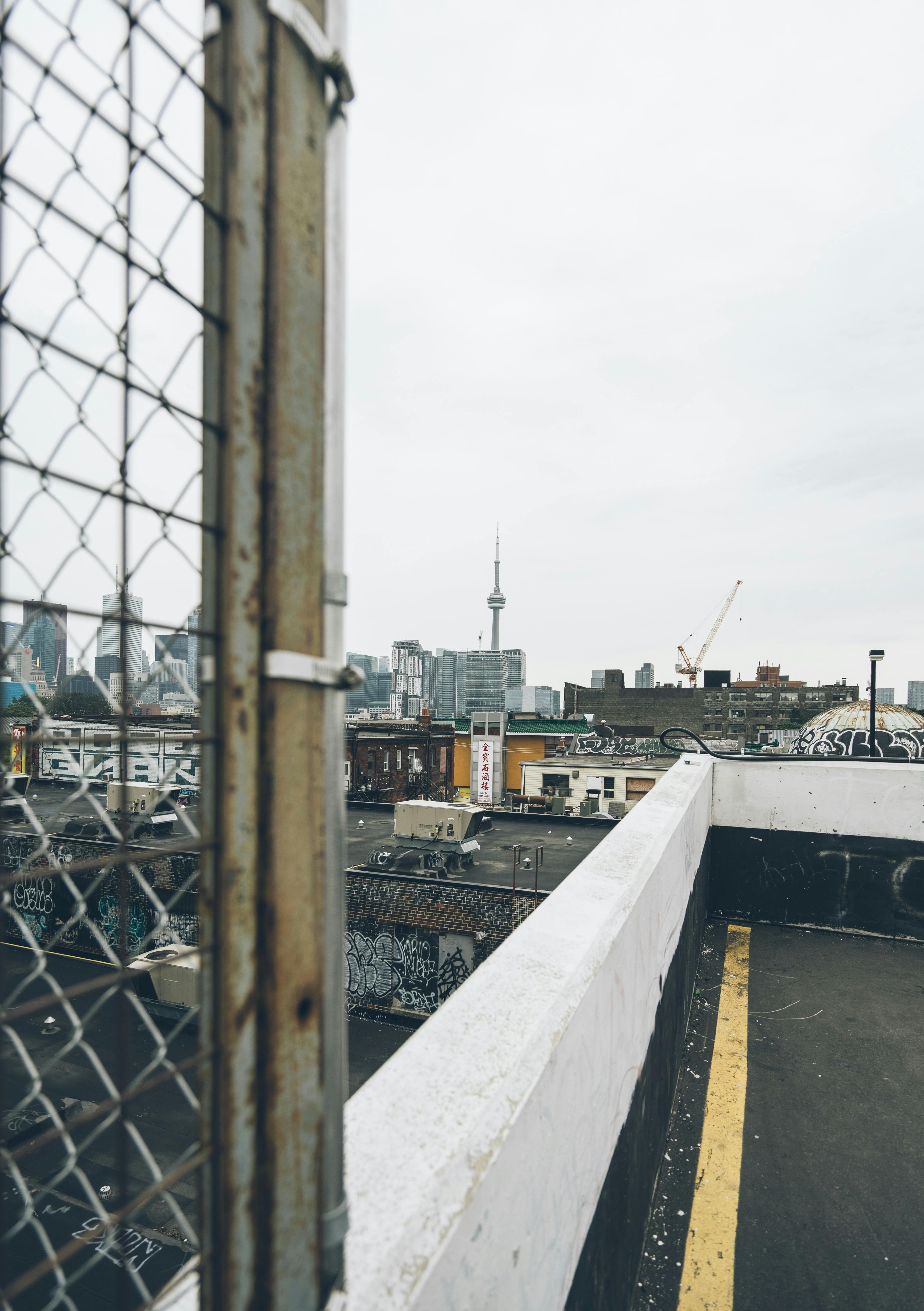 Building Rooftop · Free Stock Photo