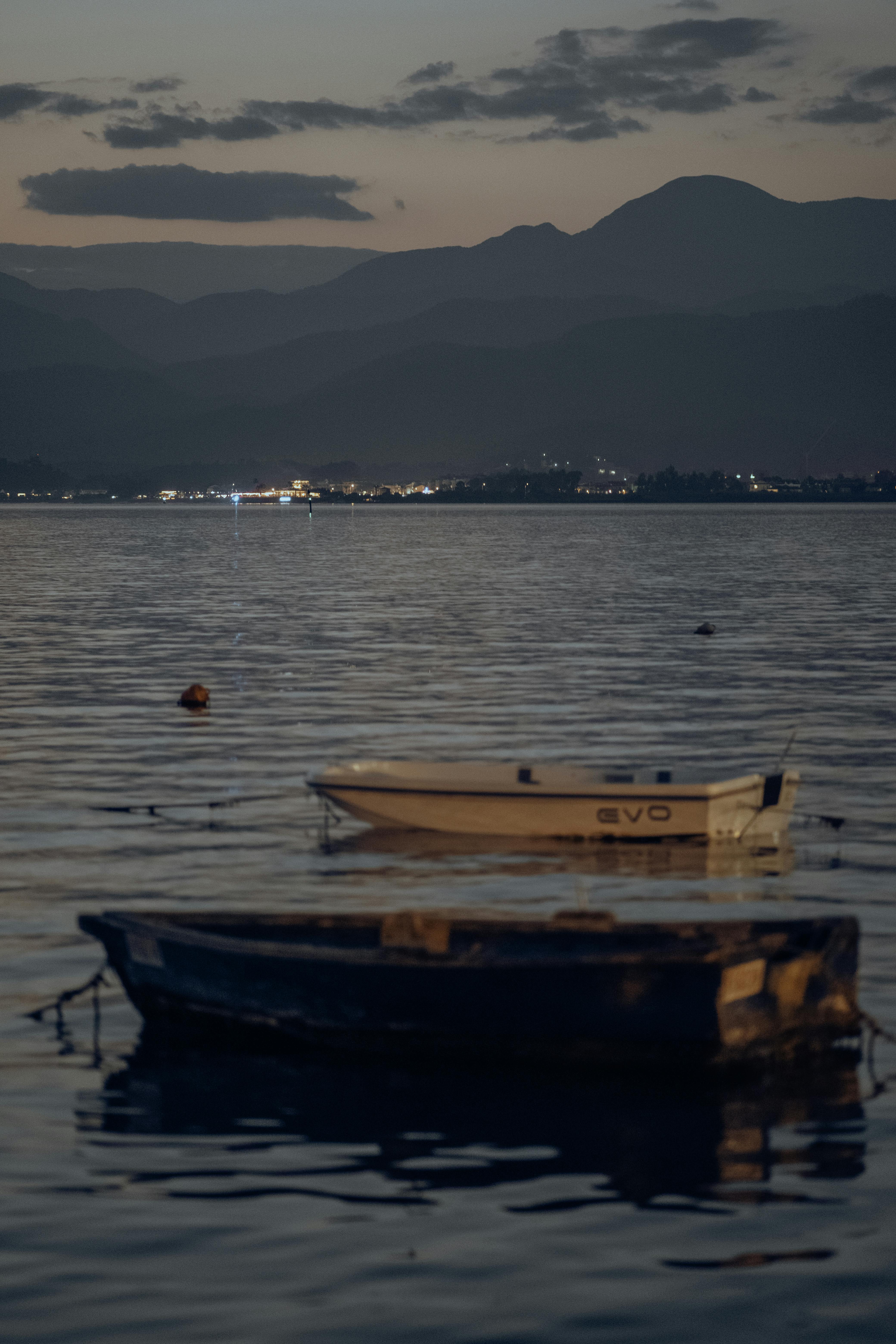 Empty Boats on Lakeshore · Free Stock Photo