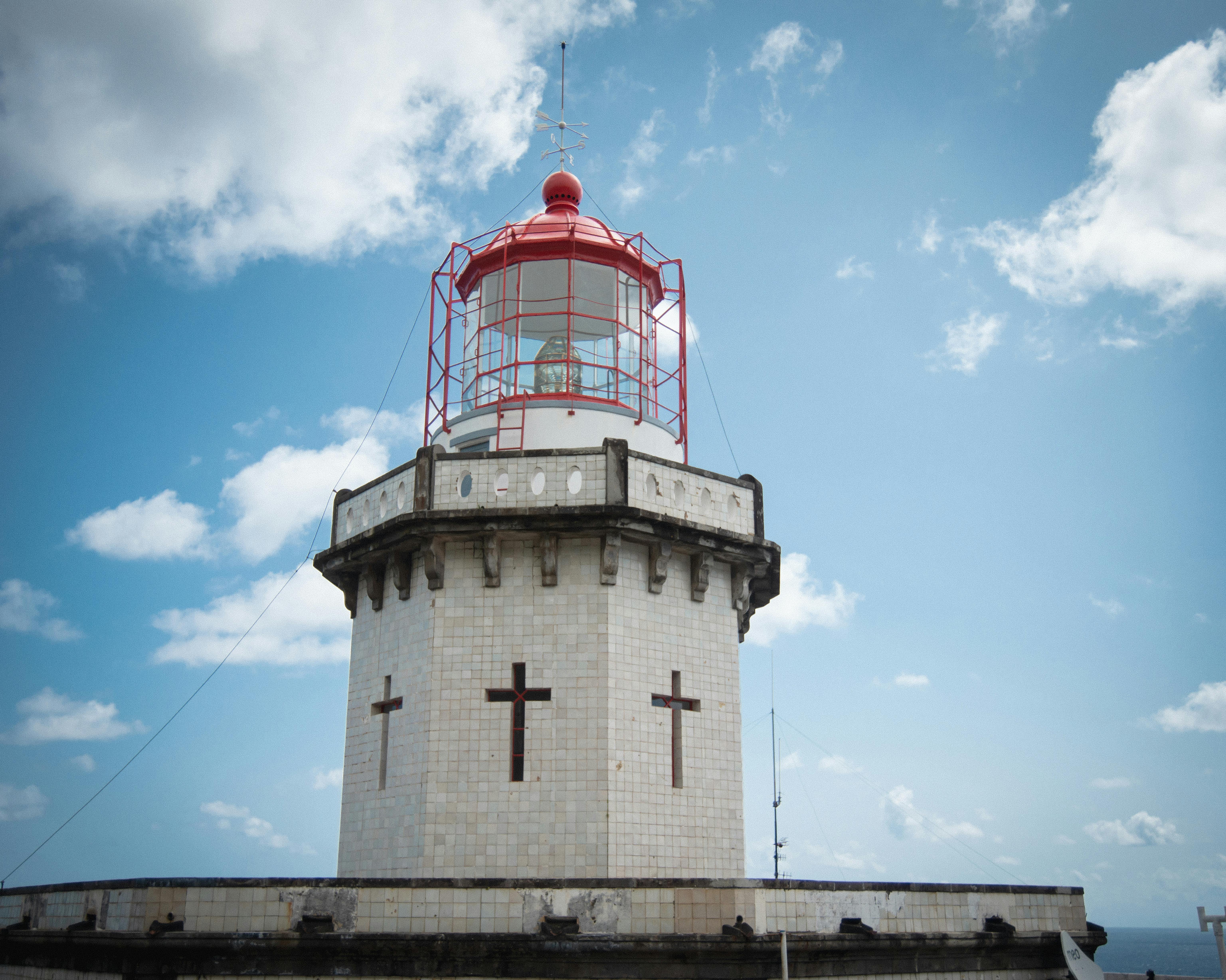 White and Red Lighthouse · Free Stock Photo