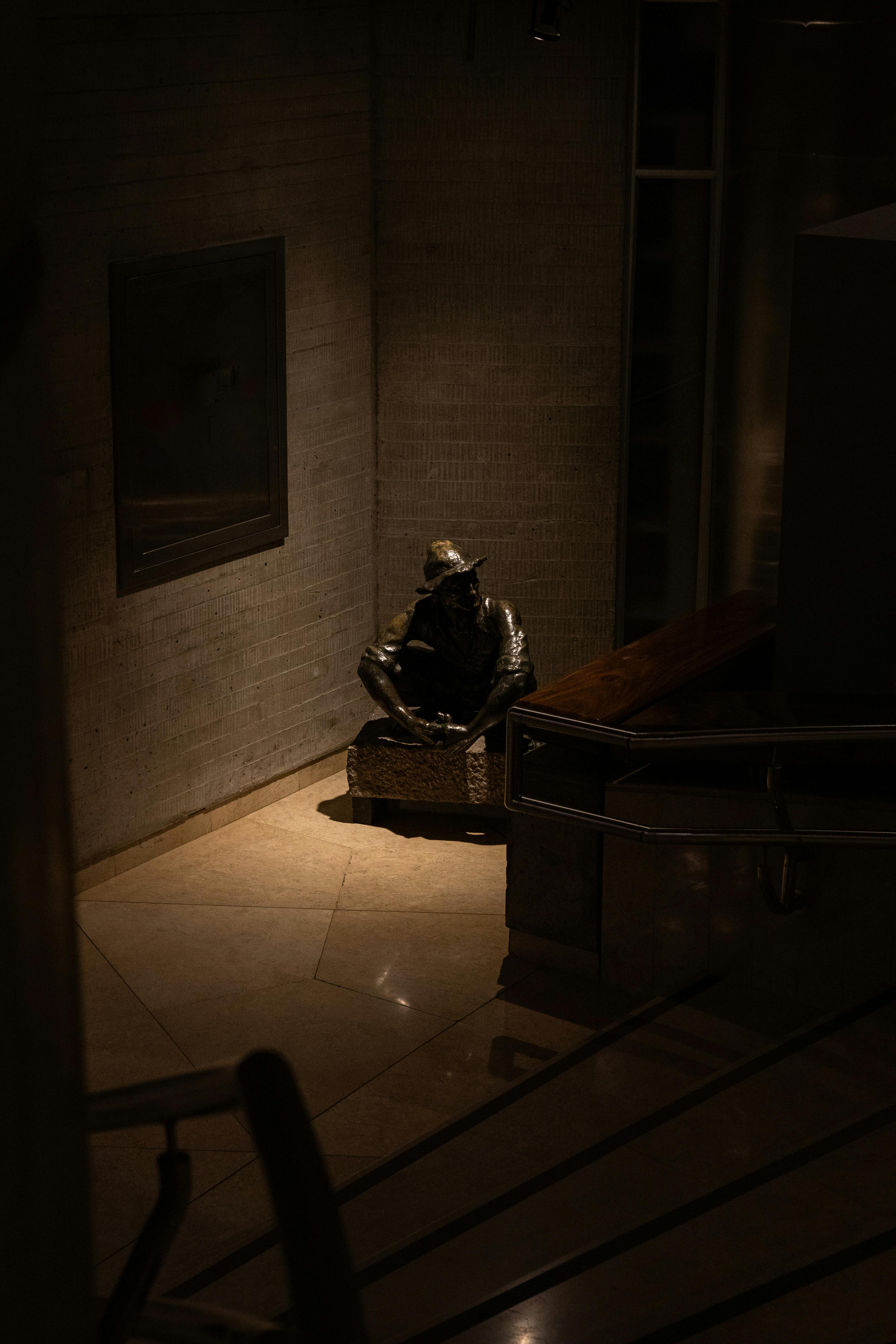 Statue of Crouching Man · Free Stock Photo