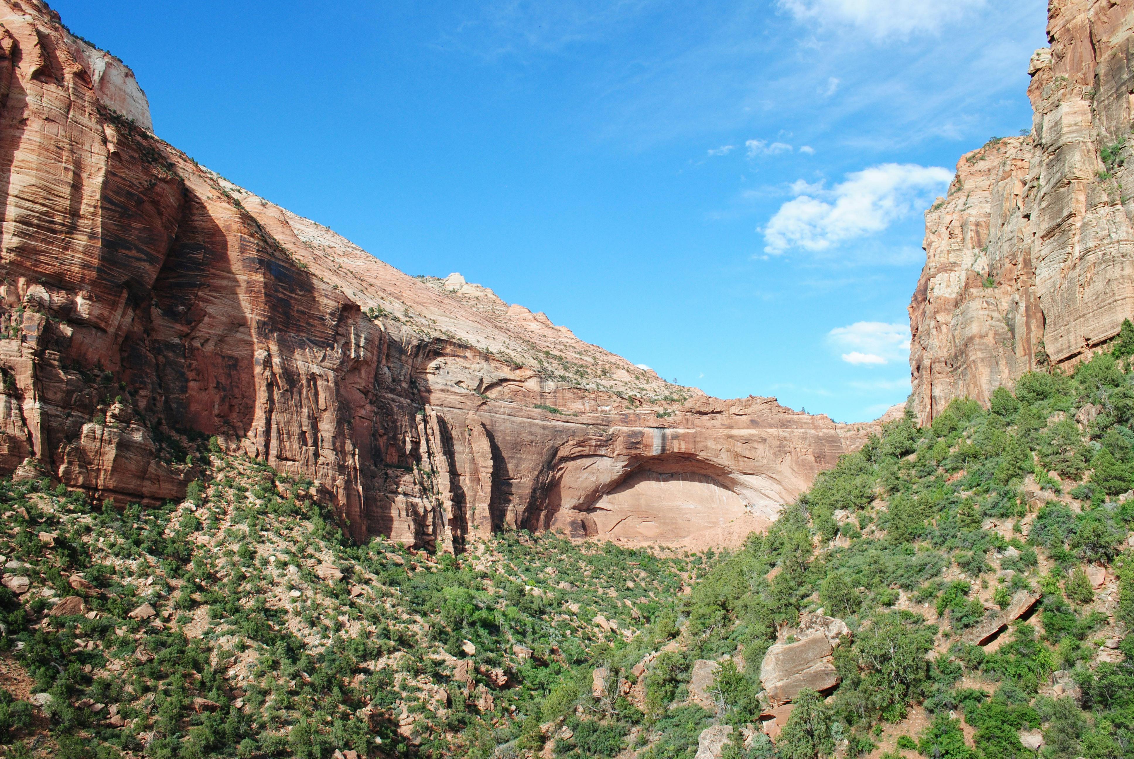 Dramatic rocky ravine in mountainous terrain · Free Stock Photo