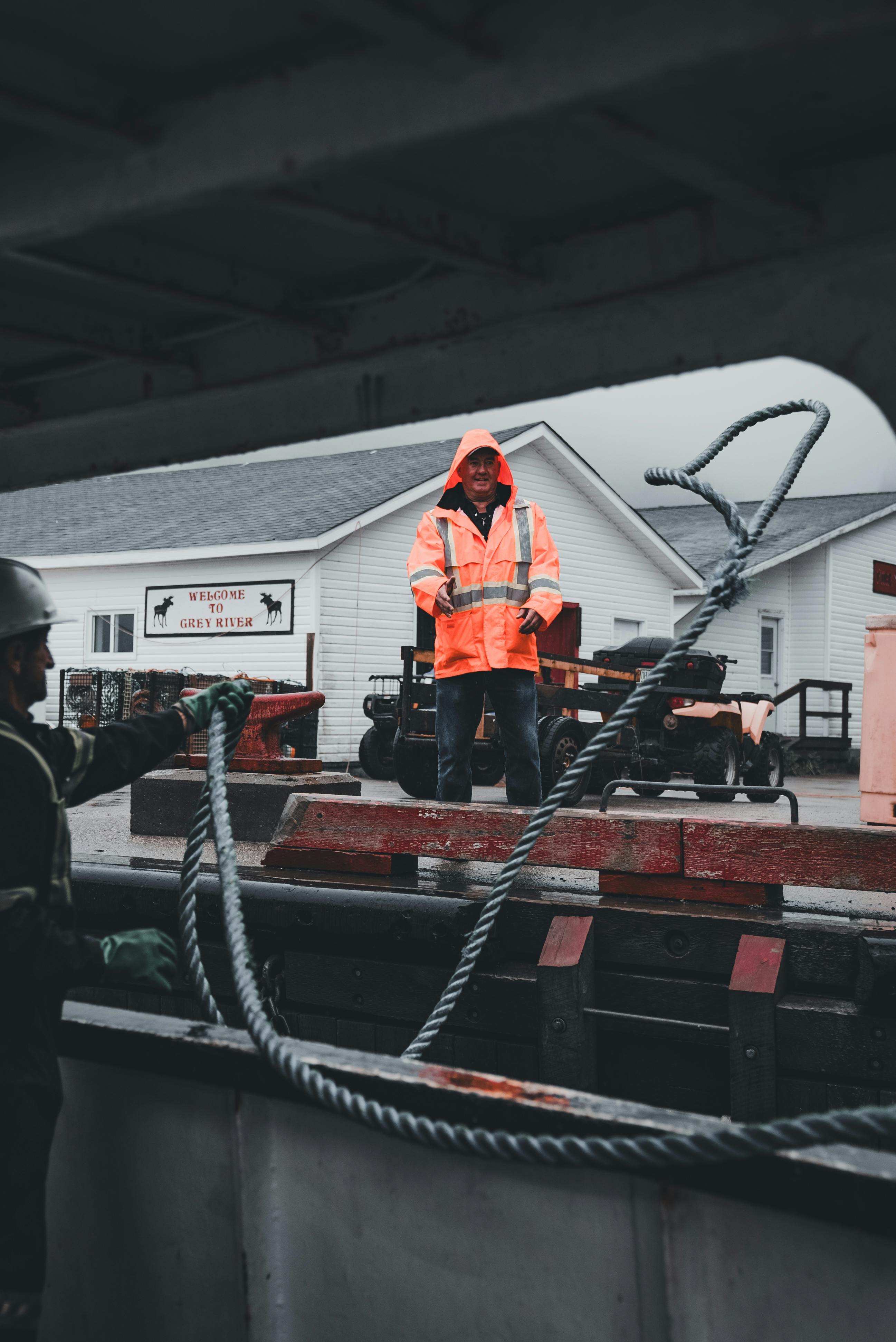 Men Throwing Ropes on Shore · Free Stock Photo