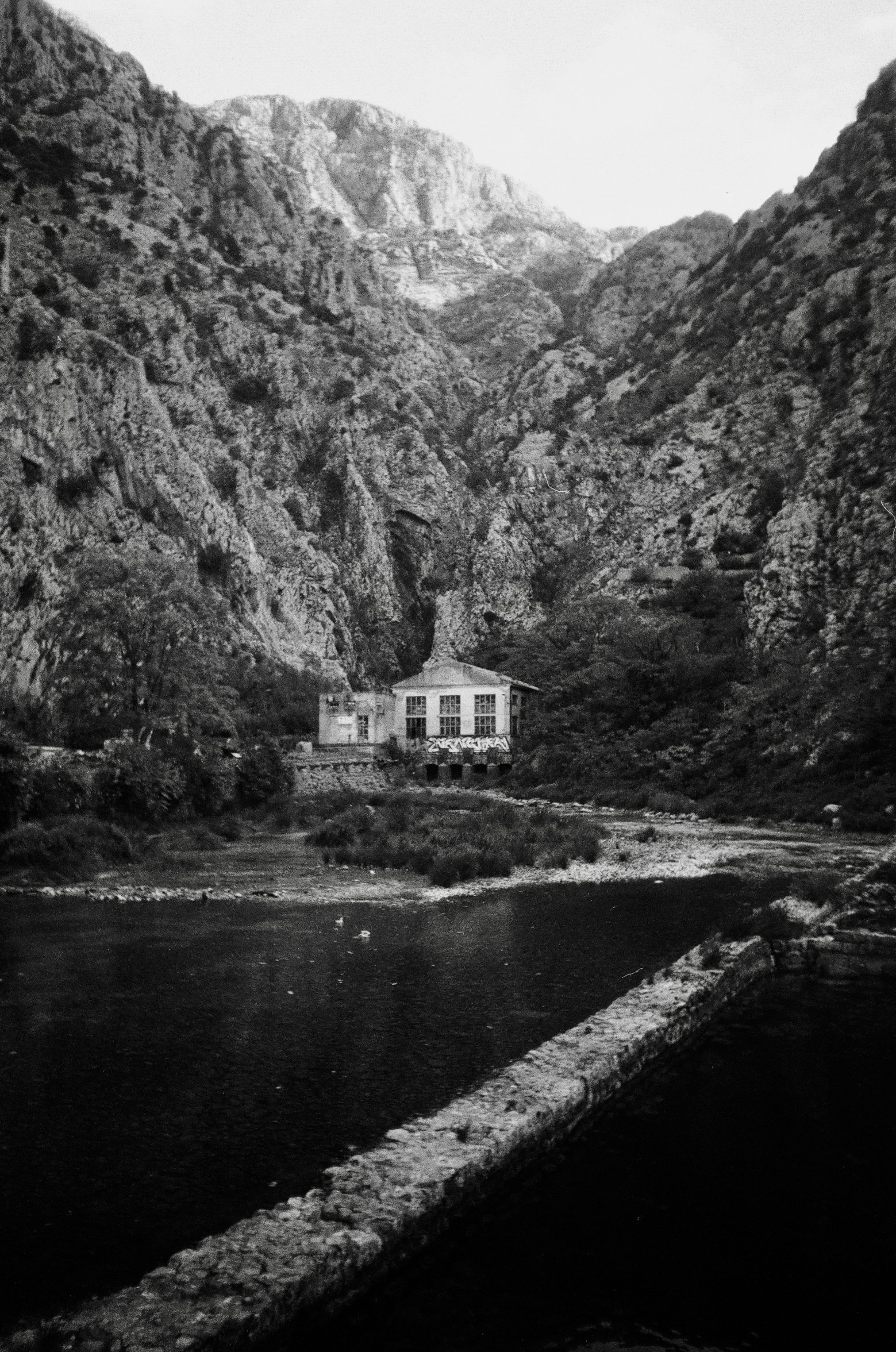 A Building by the Body of Water in the Valley · Free Stock Photo