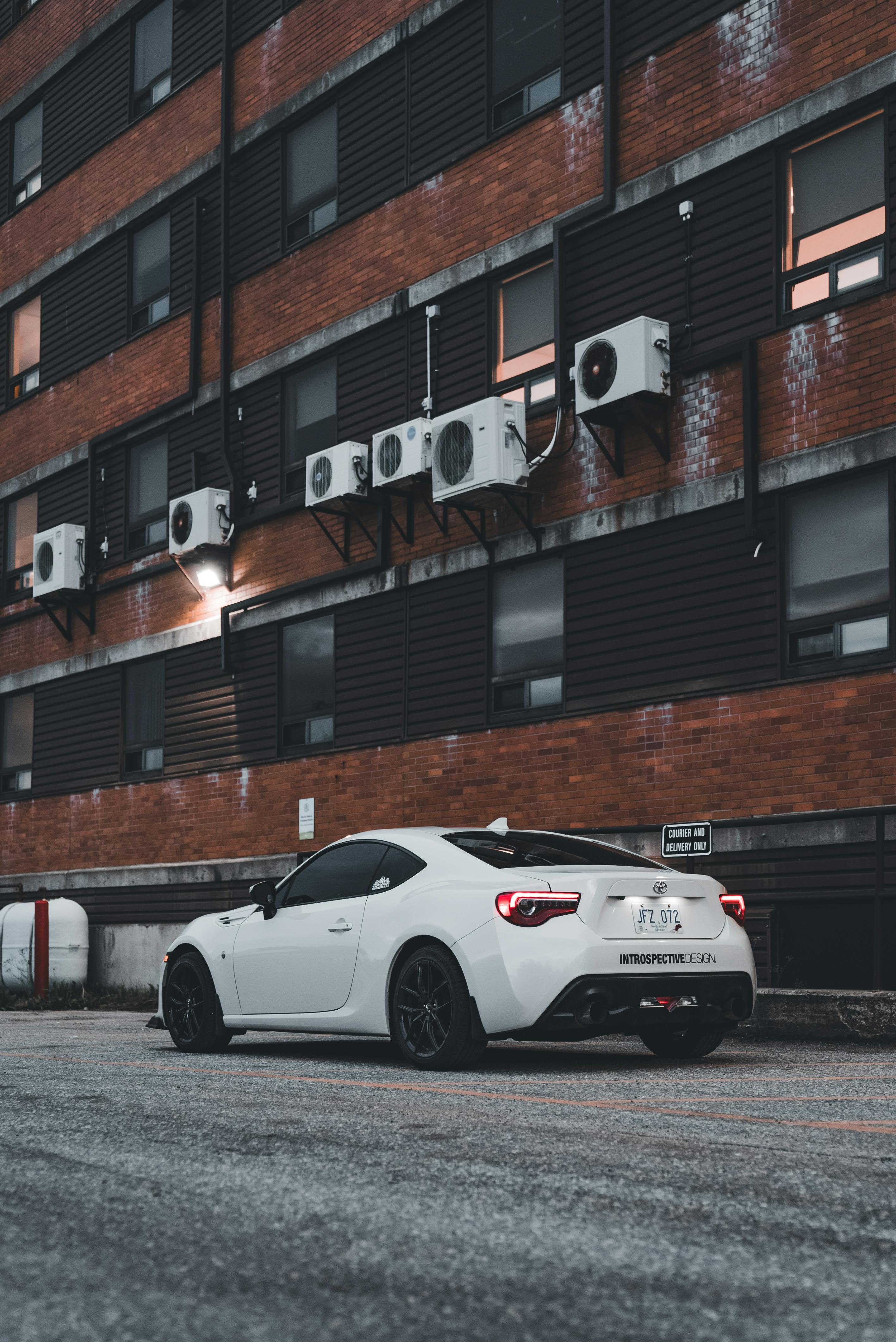 White Toyota GT86 in Side View · Free Stock Photo