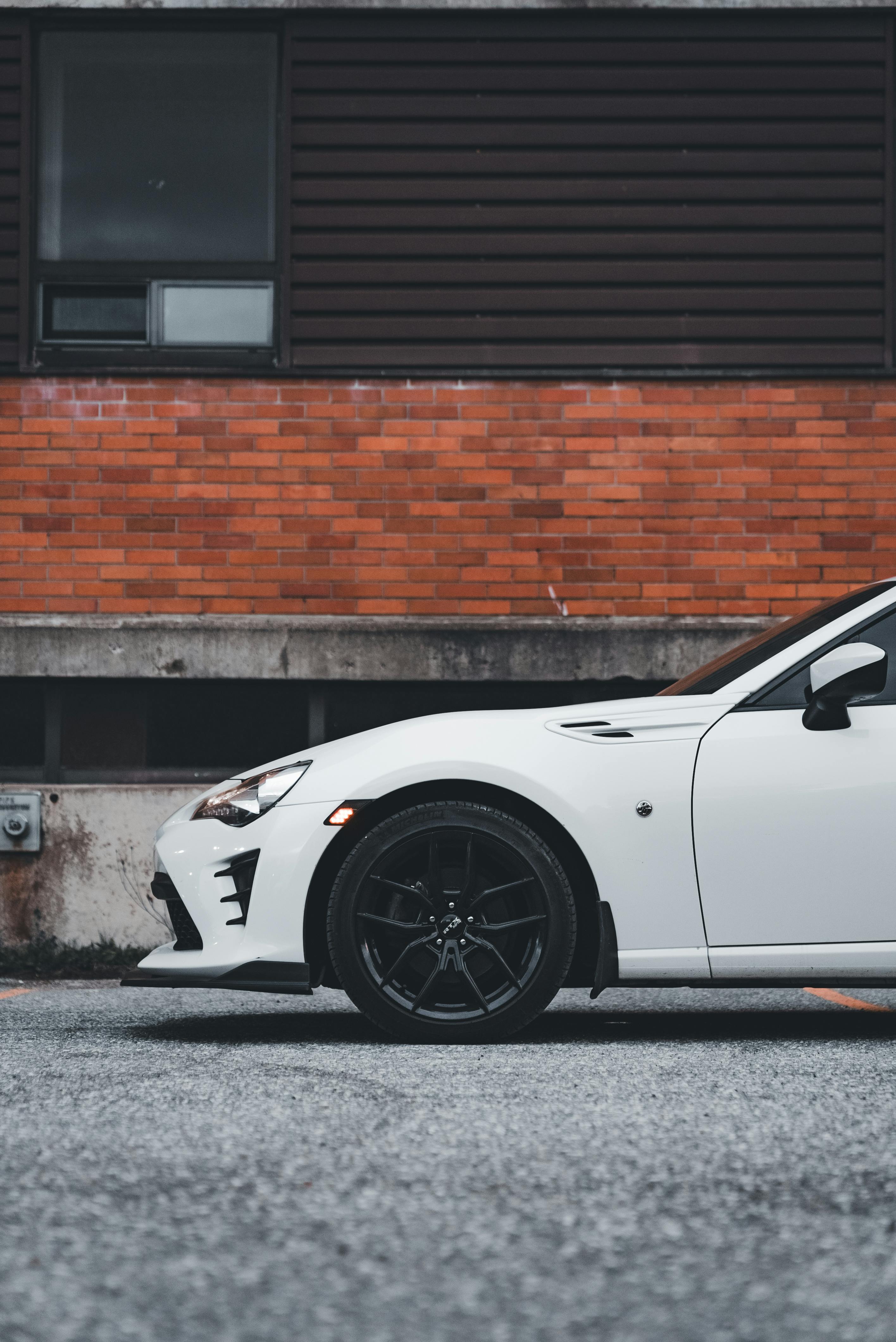 White Toyota GT86 in Side View · Free Stock Photo