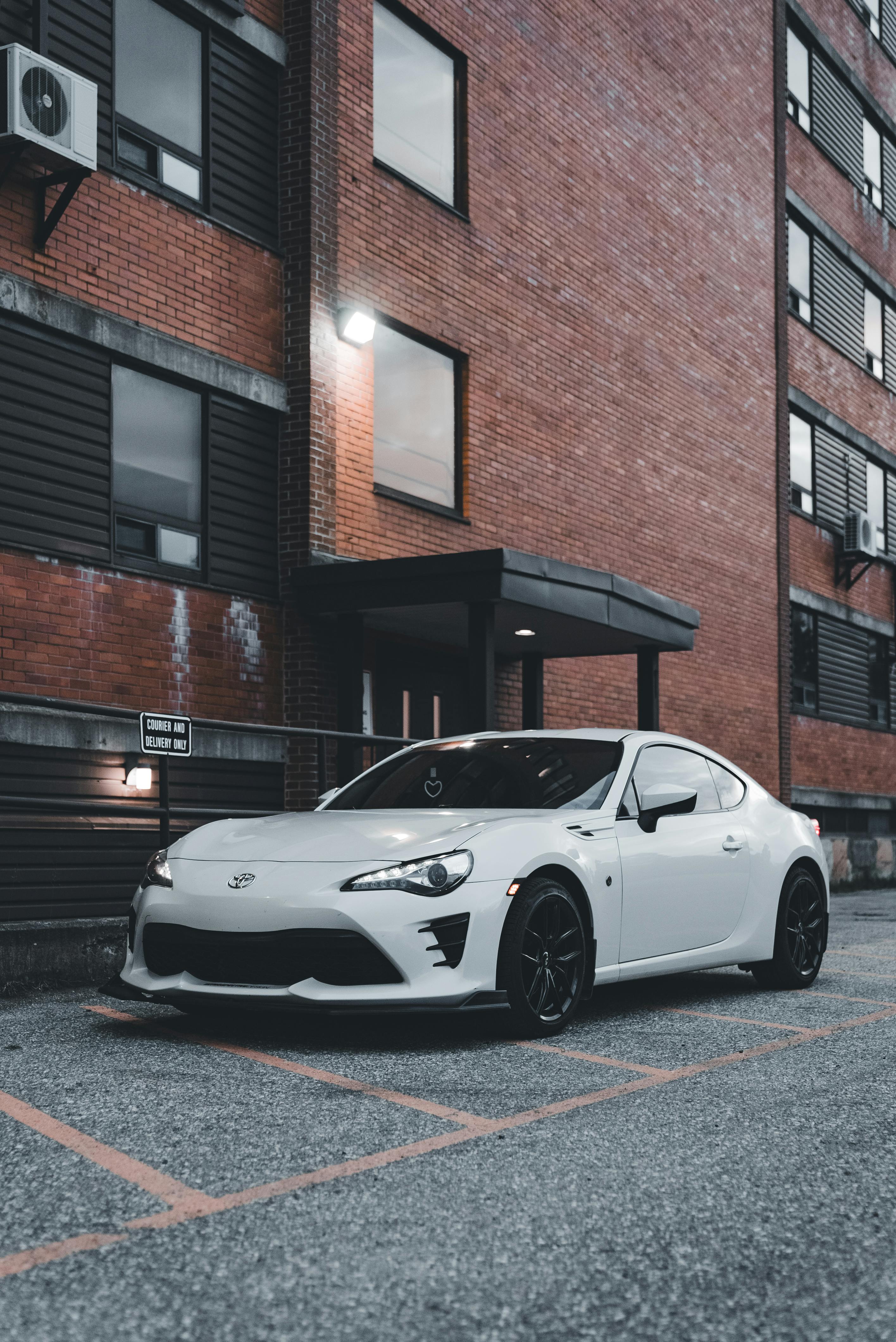 White Toyota GT86 in Side View · Free Stock Photo