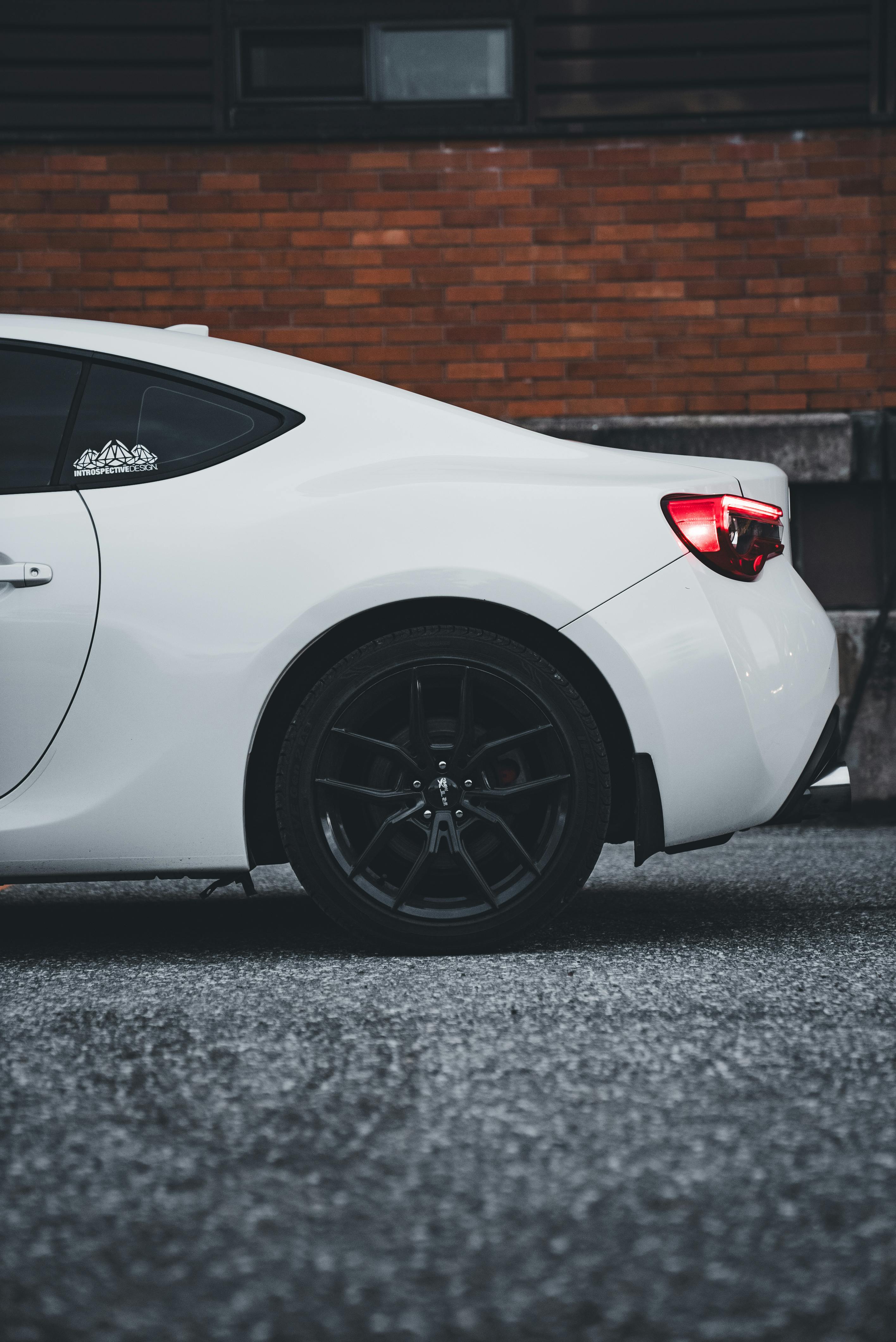 White Toyota GT86 in Side View · Free Stock Photo