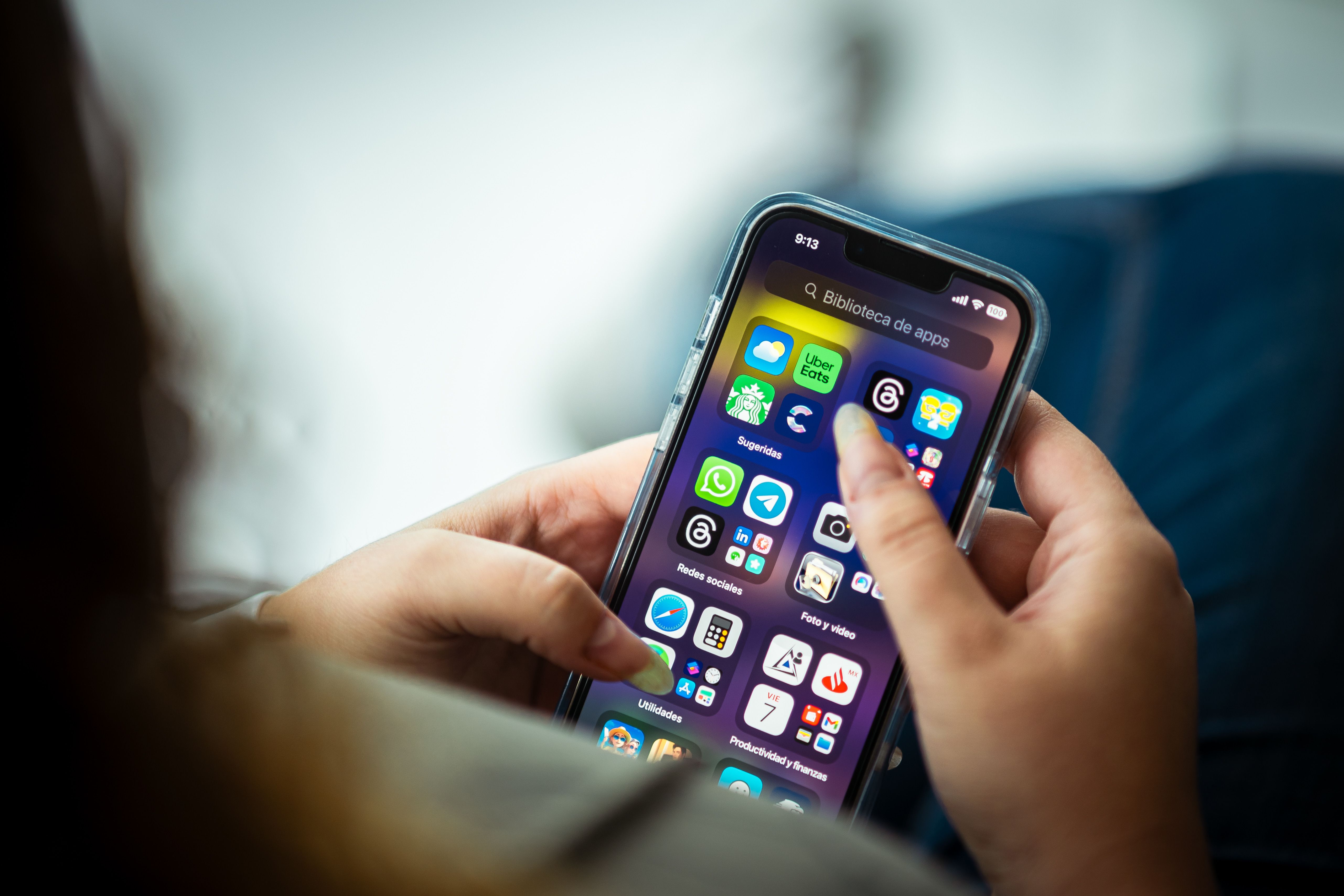 50 000+ Scrolling Mobile banque d’images et photos libres de droit ...