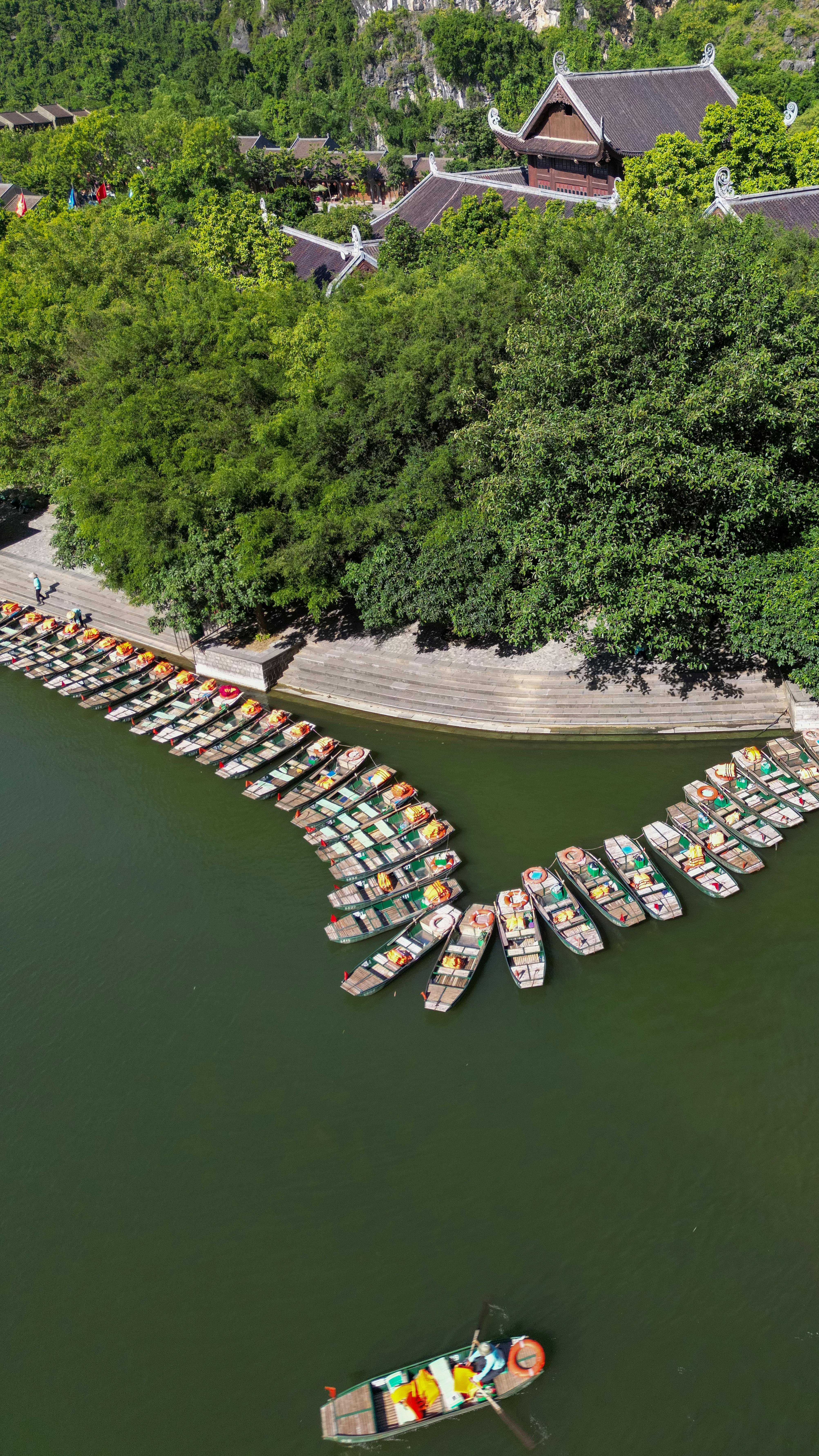 Row of Boats Moored at Waterfront with Steps · Free Stock Photo