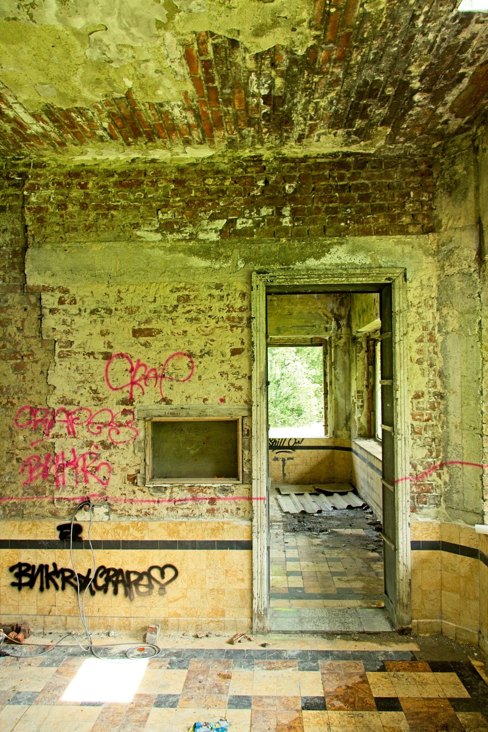 Destroyed Room Photos, Download The BEST Free Destroyed Room Stock ...