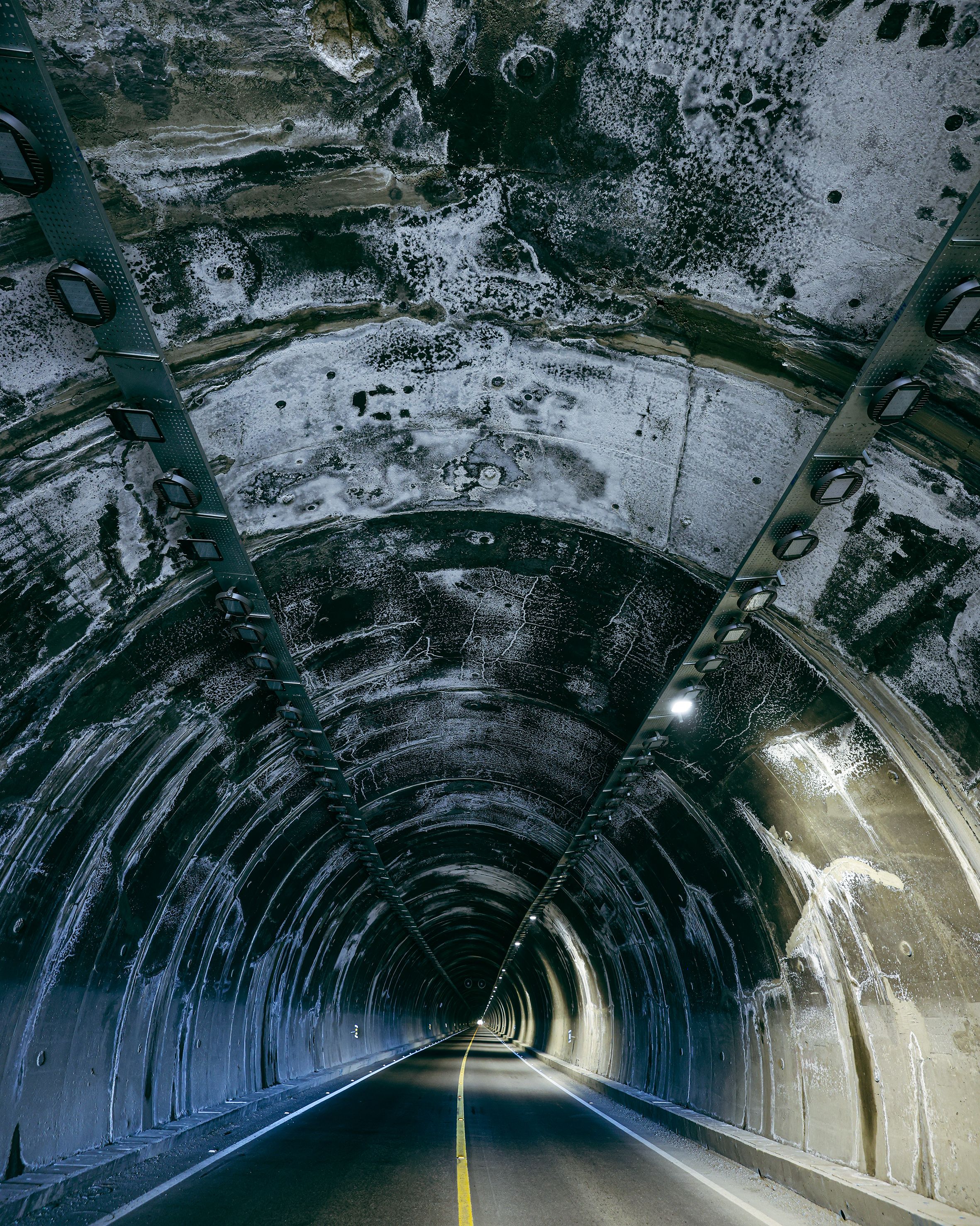 Ceiling Walls in Tunnel · Free Stock Photo