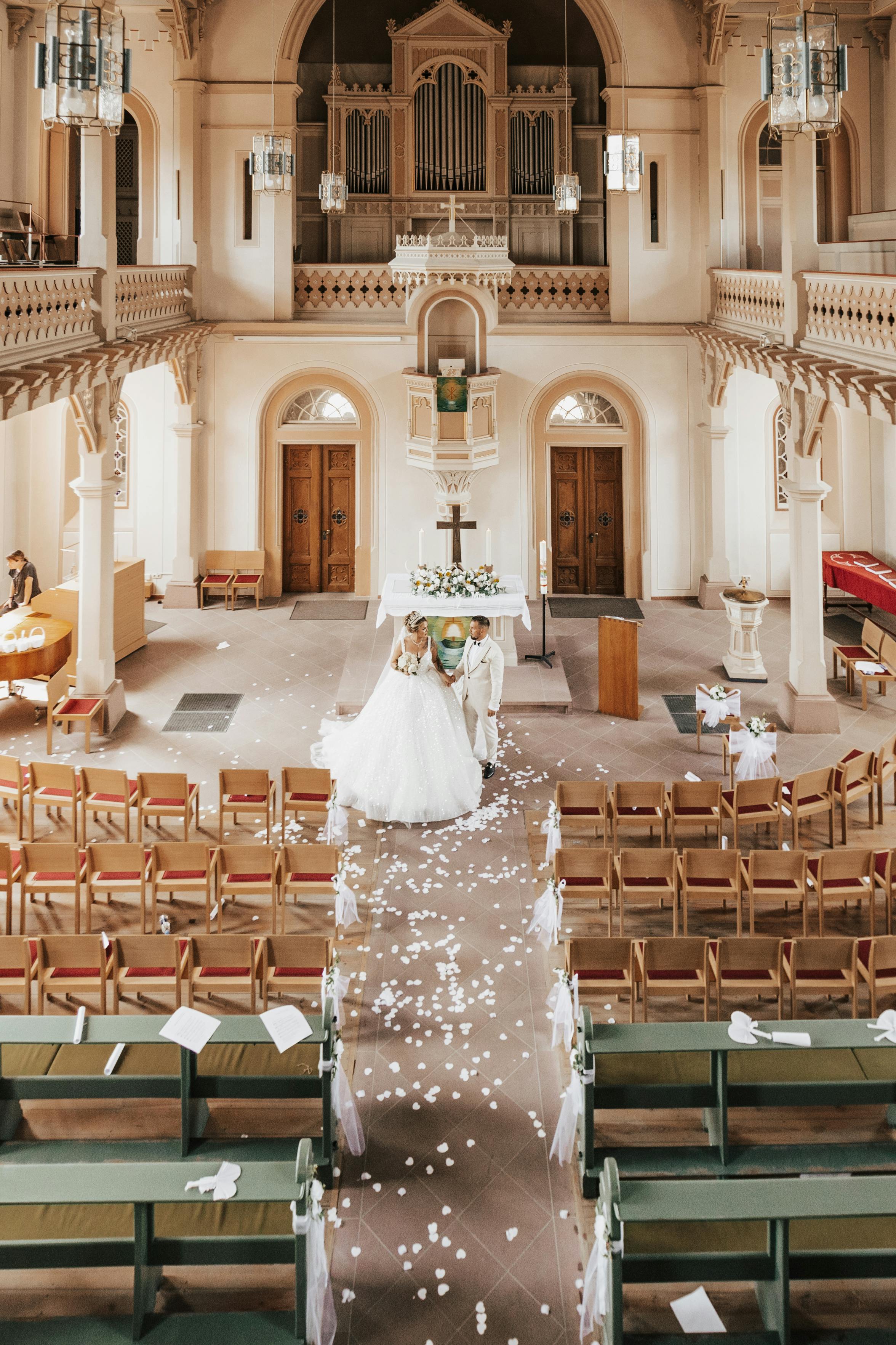 Recém Casados Em Uma Igreja Vazia Após A Cerimônia De Casamento · Foto ...