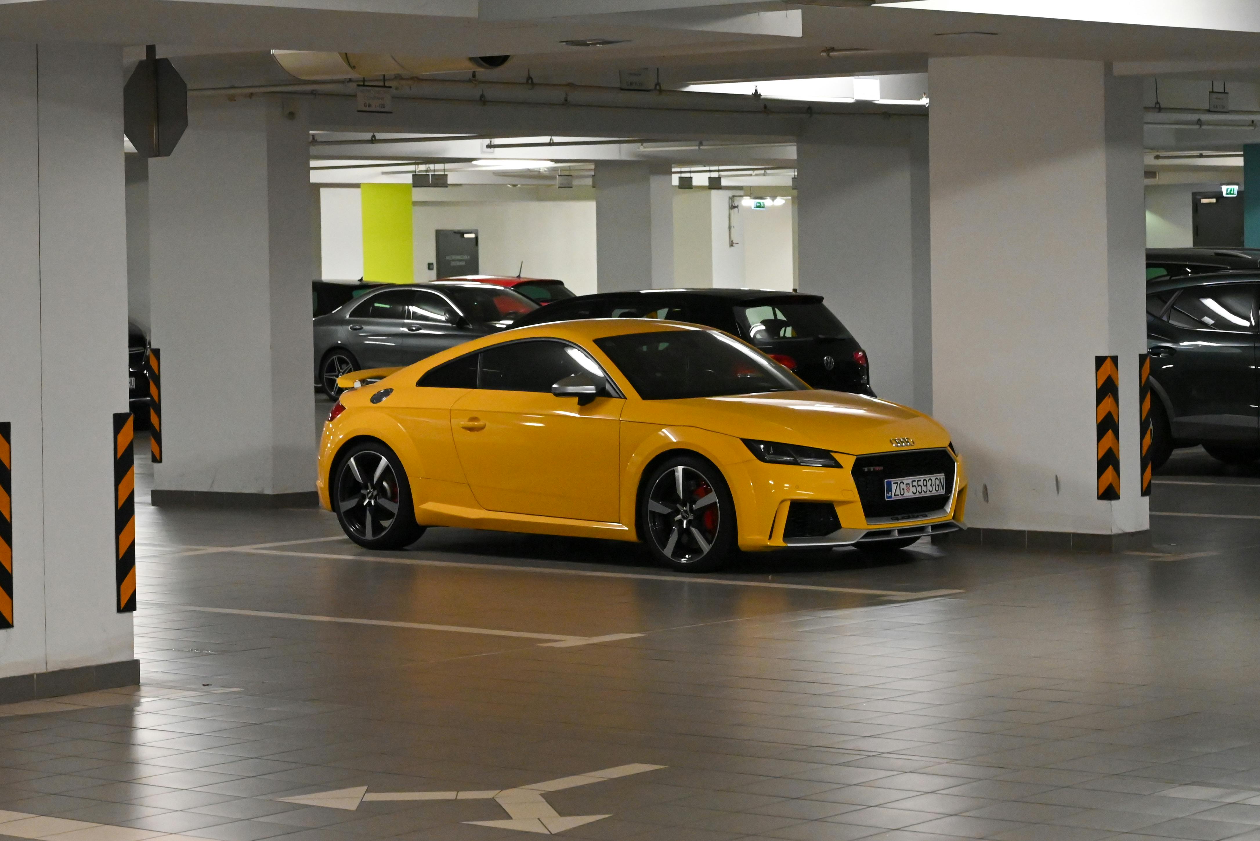 Red Audi R8 · Free Stock Photo