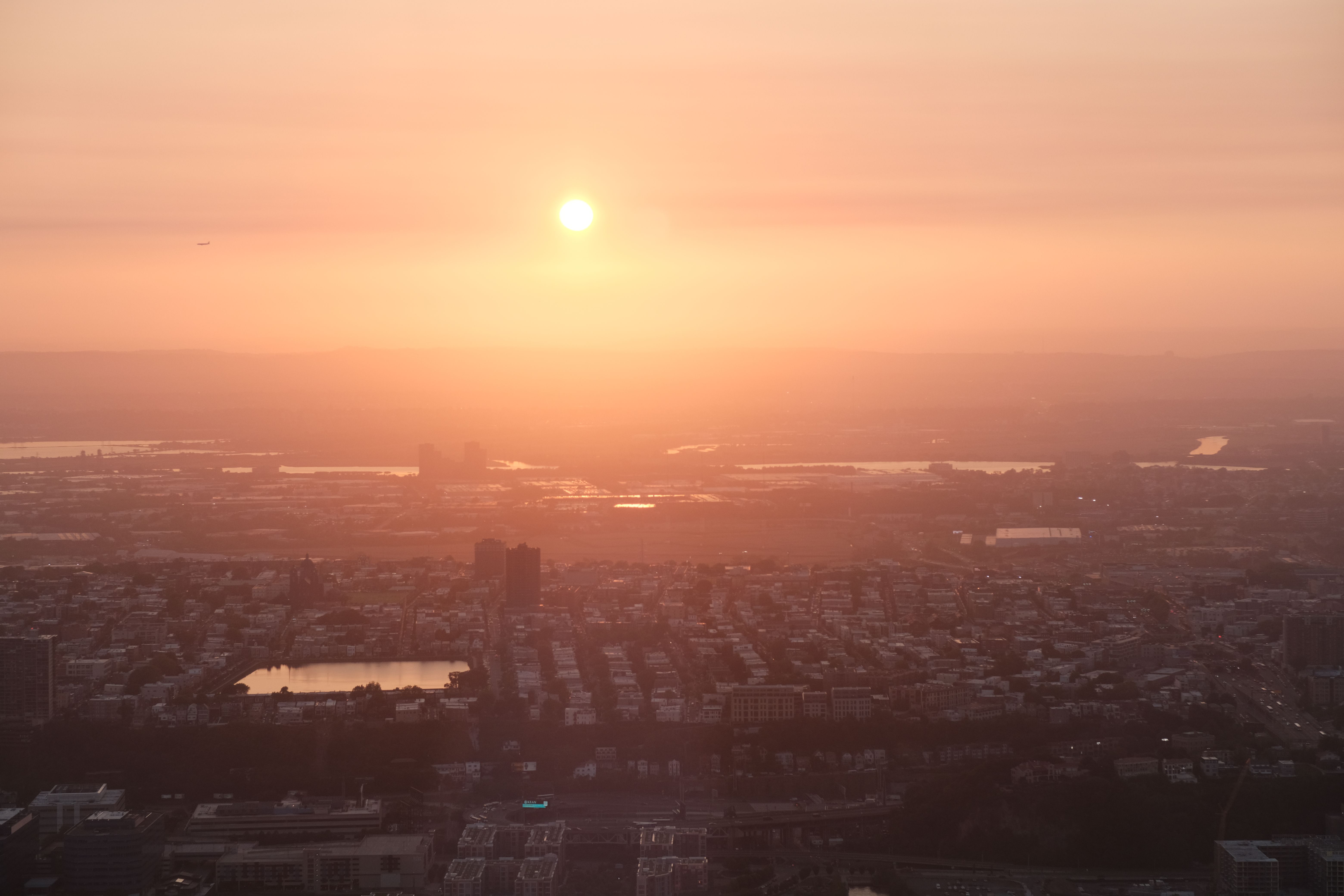 A view of the sun rising over a city · Free Stock Photo