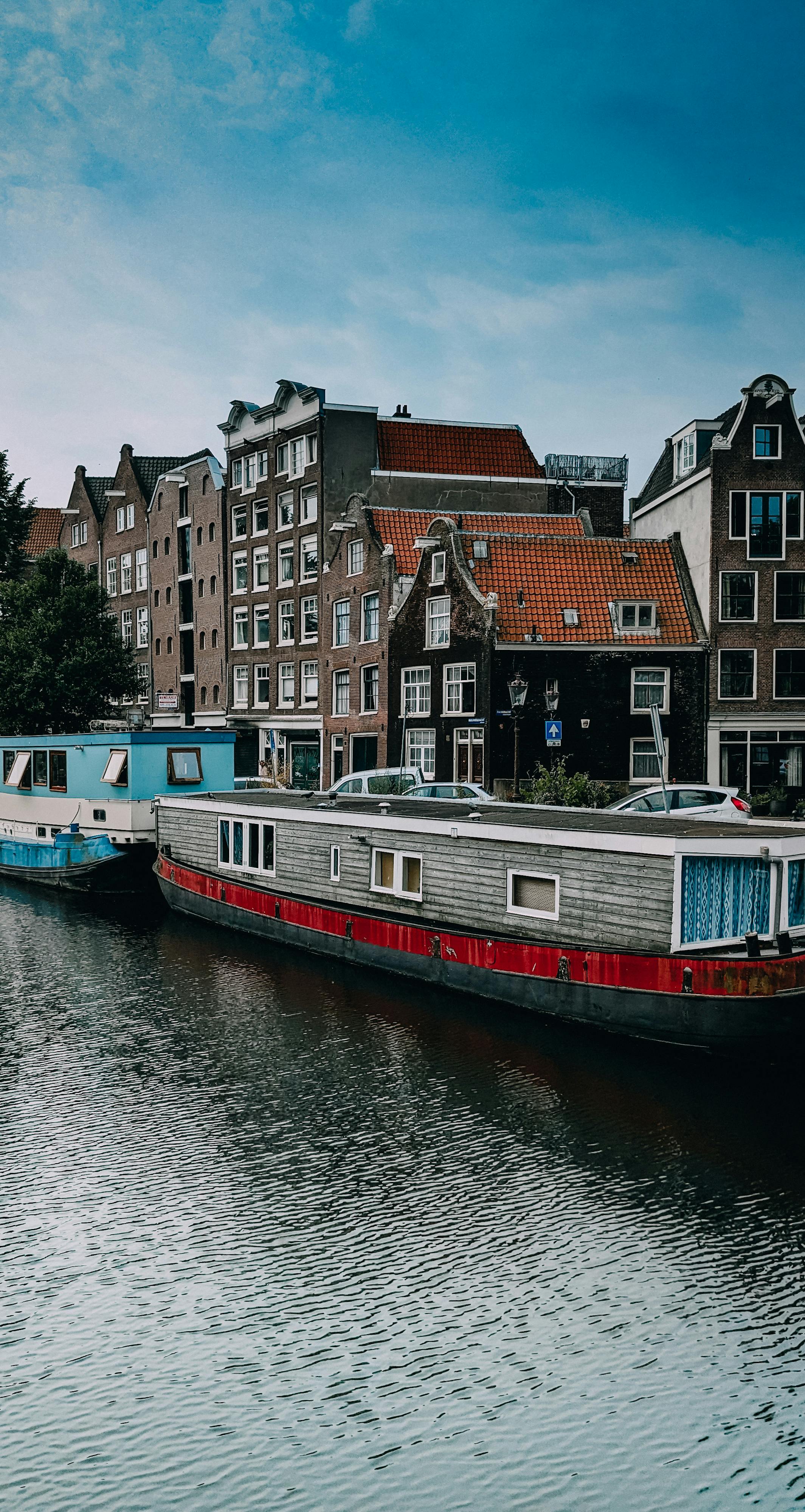 Boot Op Het Water Dichtbij Gebouwen · Gratis stockfoto