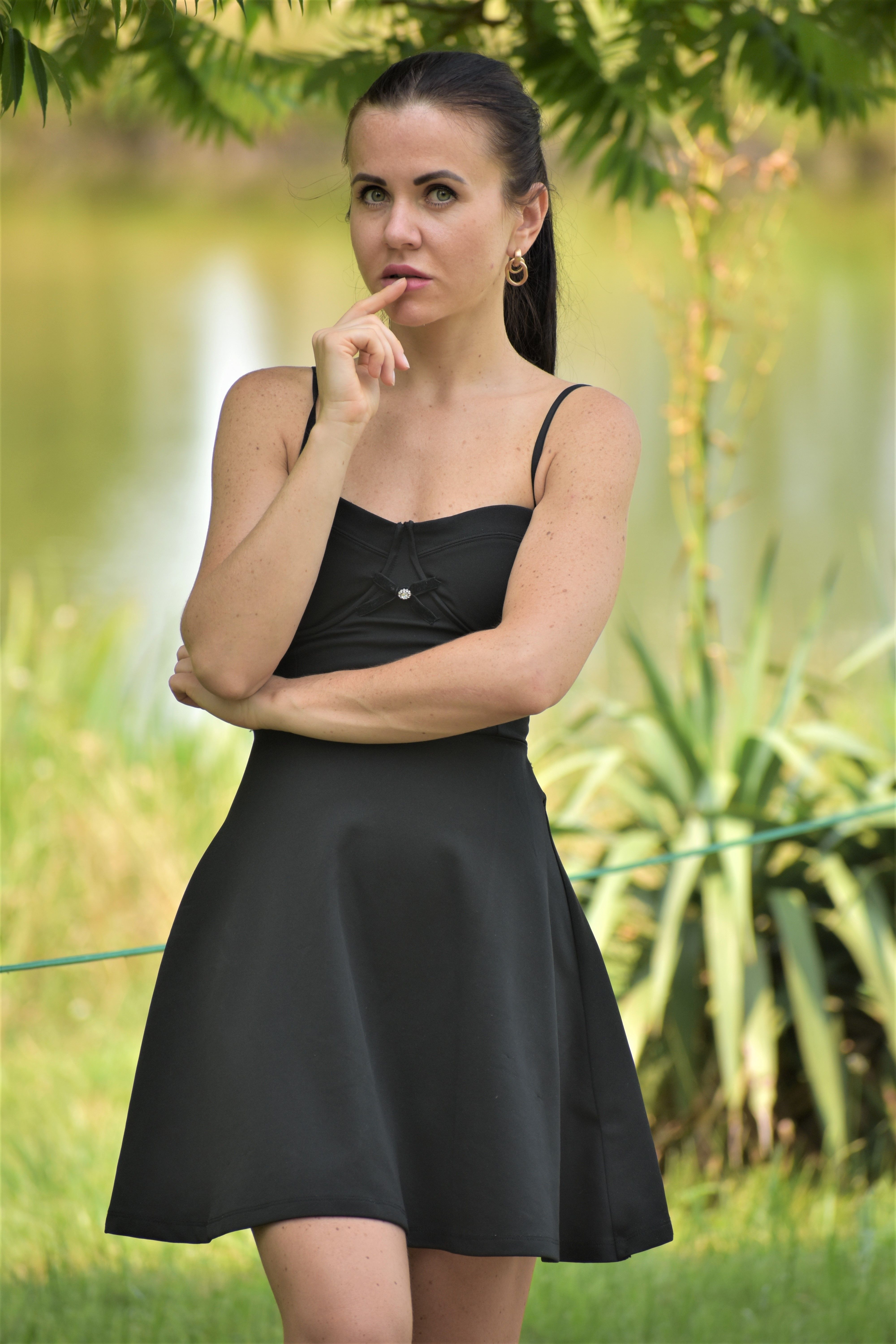 Jubge Frau im schwarzen Sommerkleid! · Free Stock Photo