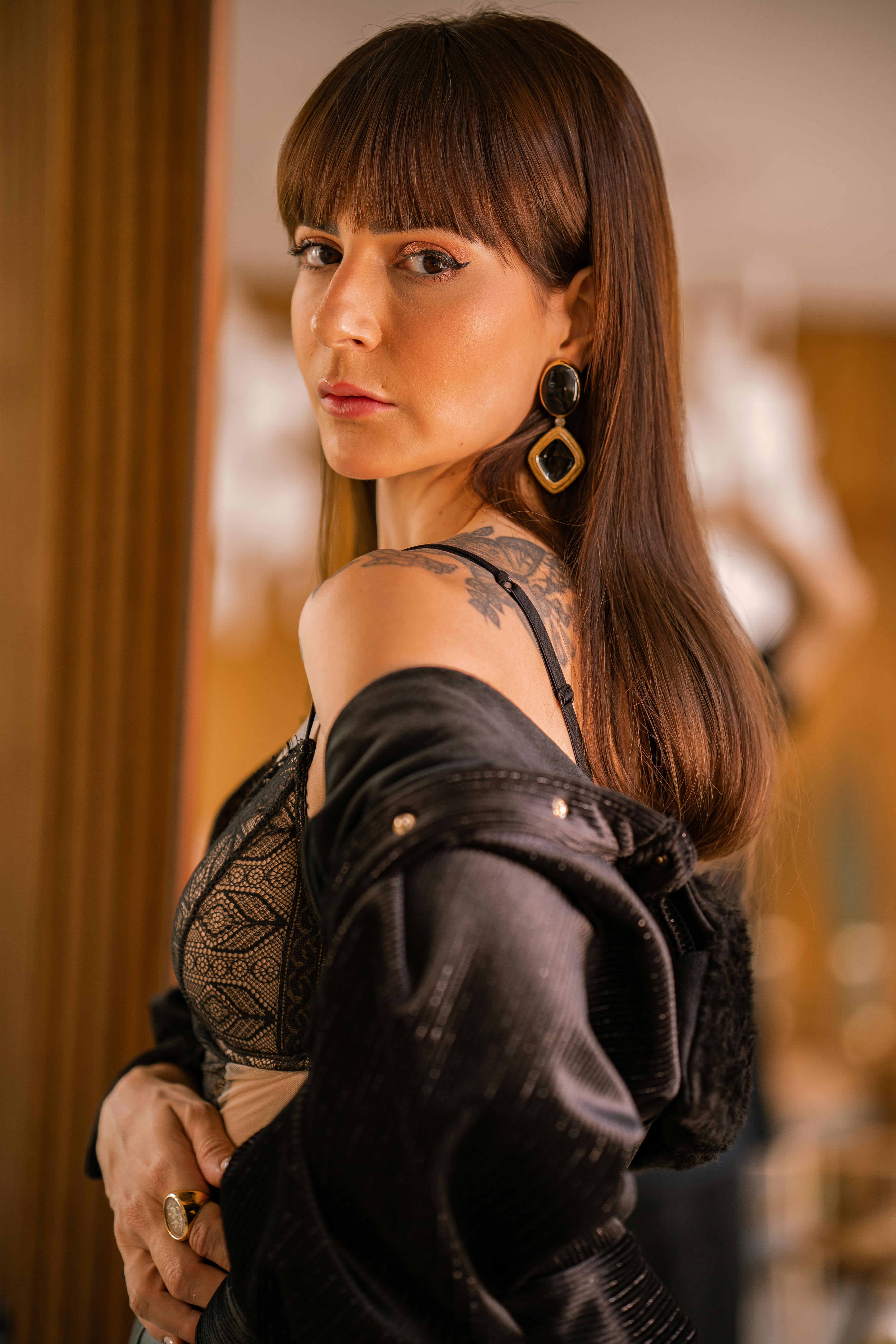 Looking Over Someone's Shoulder At Phone Photos, Download The BEST Free ...