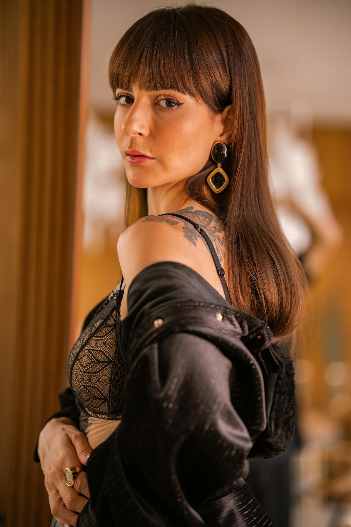 Woman Looking Over Shoulder Photos, Download The BEST Free Woman ...