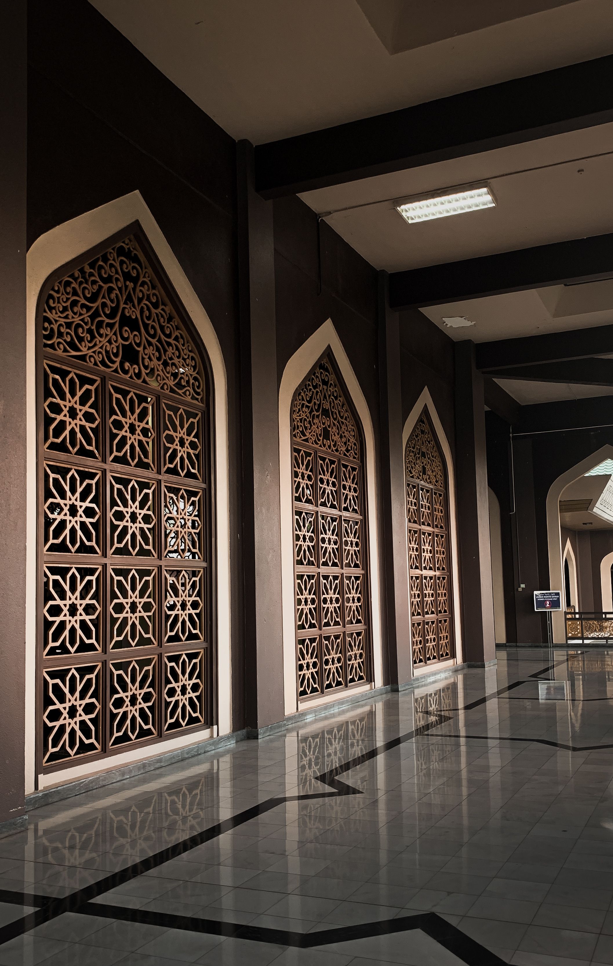 Corridor with Windows · Free Stock Photo