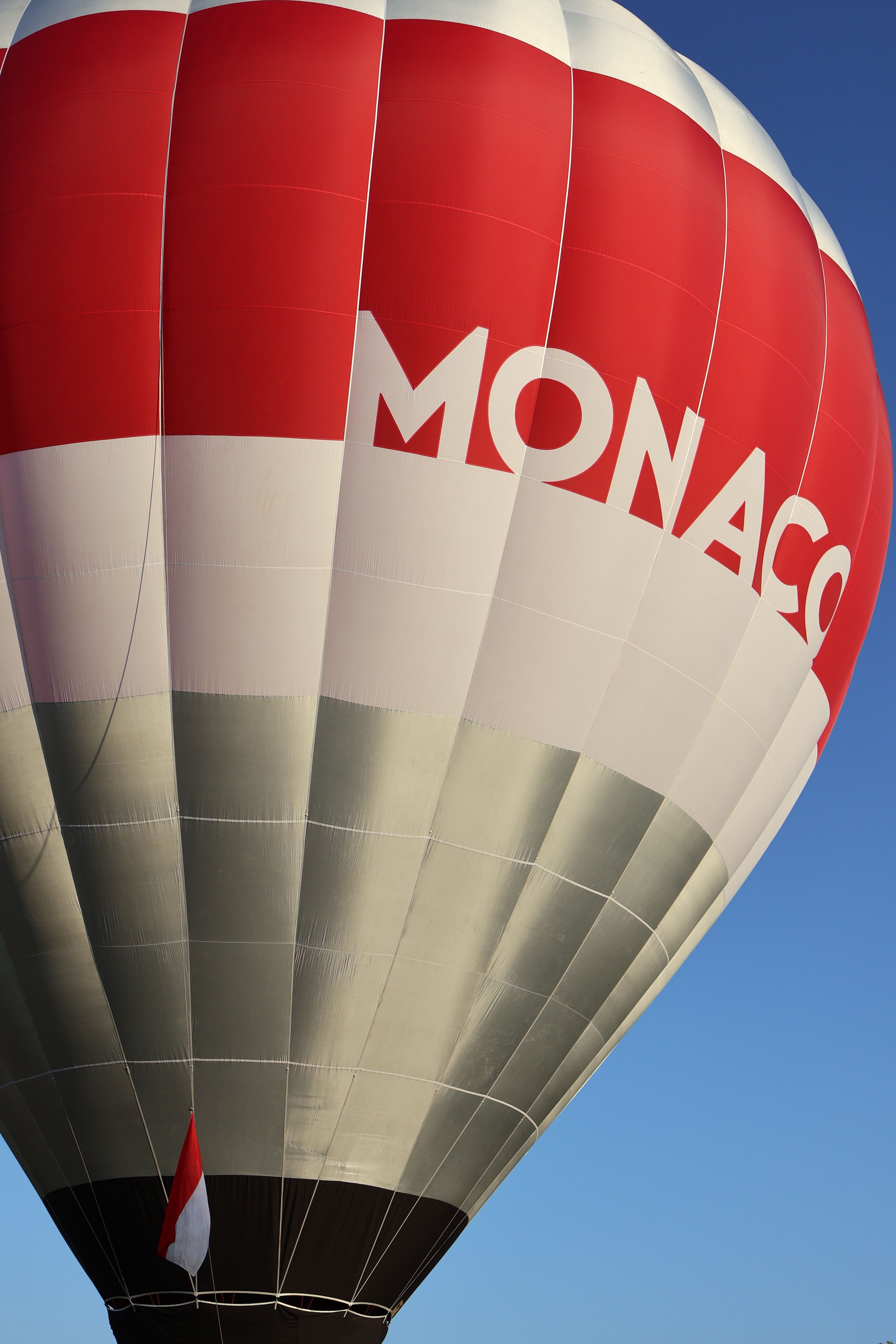 Montgolfière Aux Couleurs De L'etat De Monaco · Photo gratuite