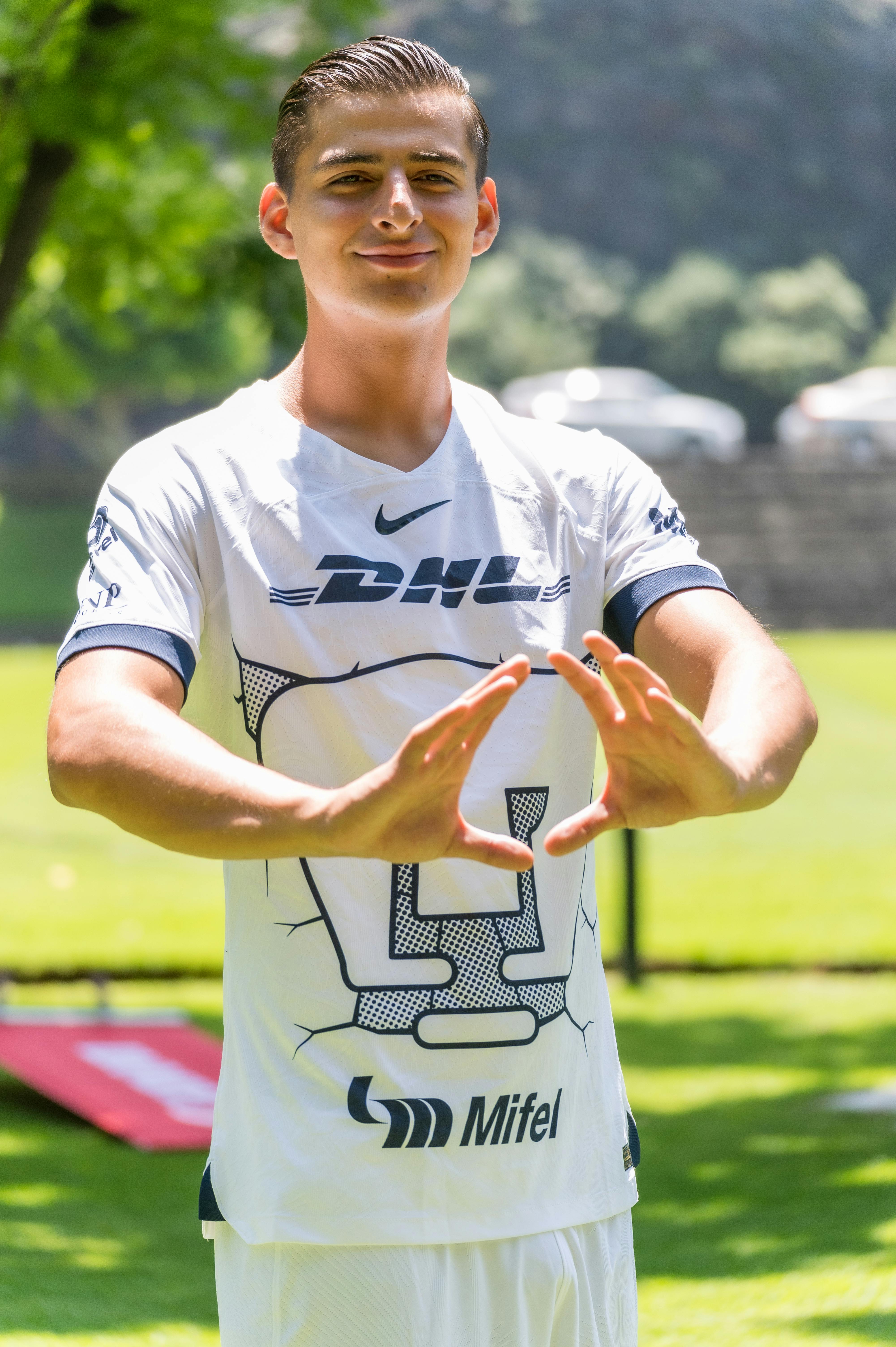 A Football Player Shakes Hands Photos, Download The BEST Free A ...