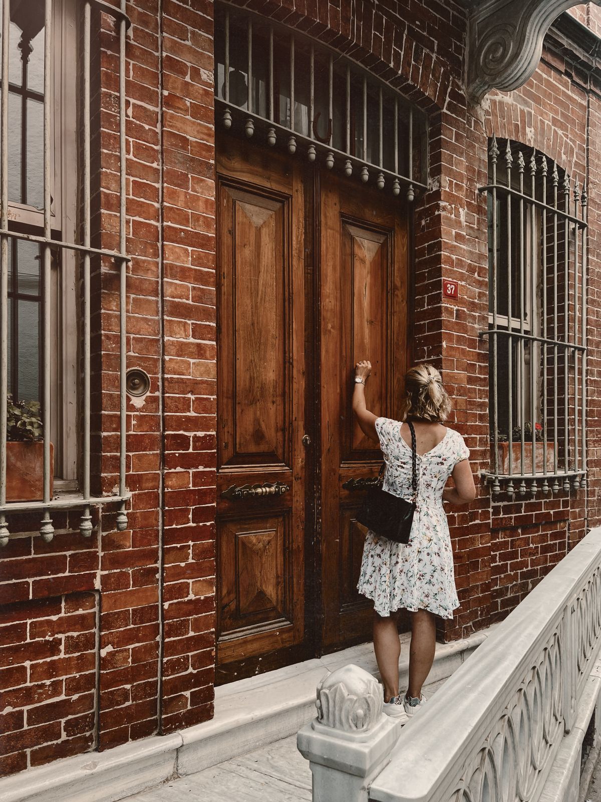Woman Knocking On Door Photos, Download The BEST Free Woman Knocking On ...